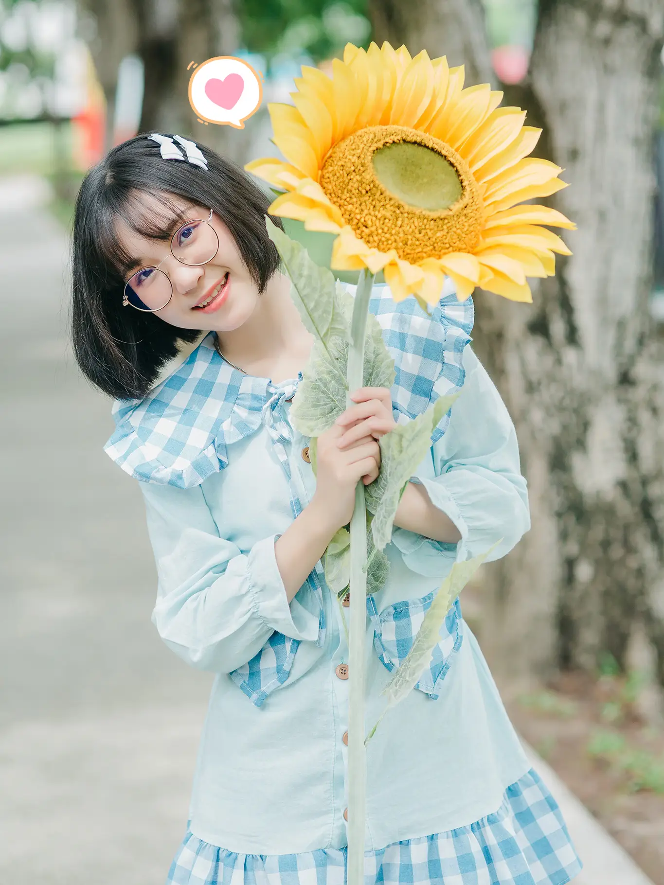 ท่าโพสกับทานตะวันยักษ์! 🌻 | แกลเลอรีที่โพสต์โดย Mookku Bubu 🍀 | Lemon8