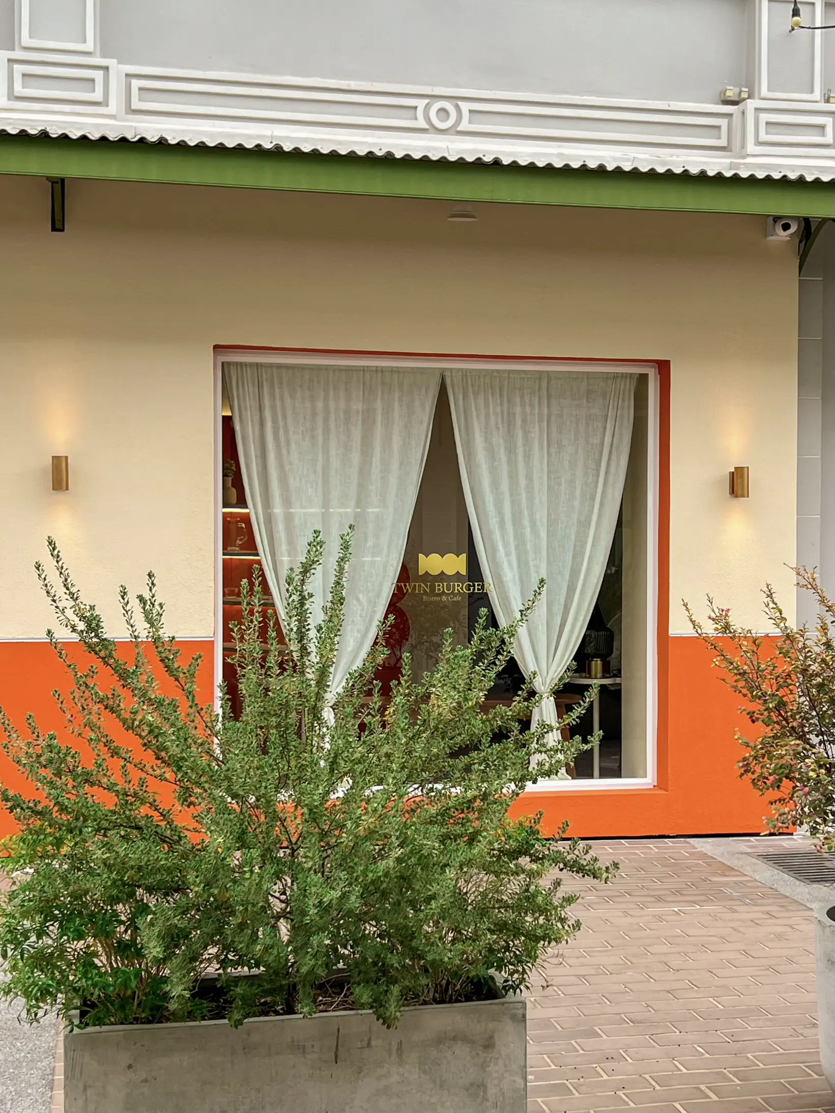 🌳☕️คาเฟ่บรันช์ vibe ดีเปิดใหม่ย่านเยาวราช!🥯🛋️ | แกลเลอรีที่โพสต์โดย Jabchaith | Lemon8