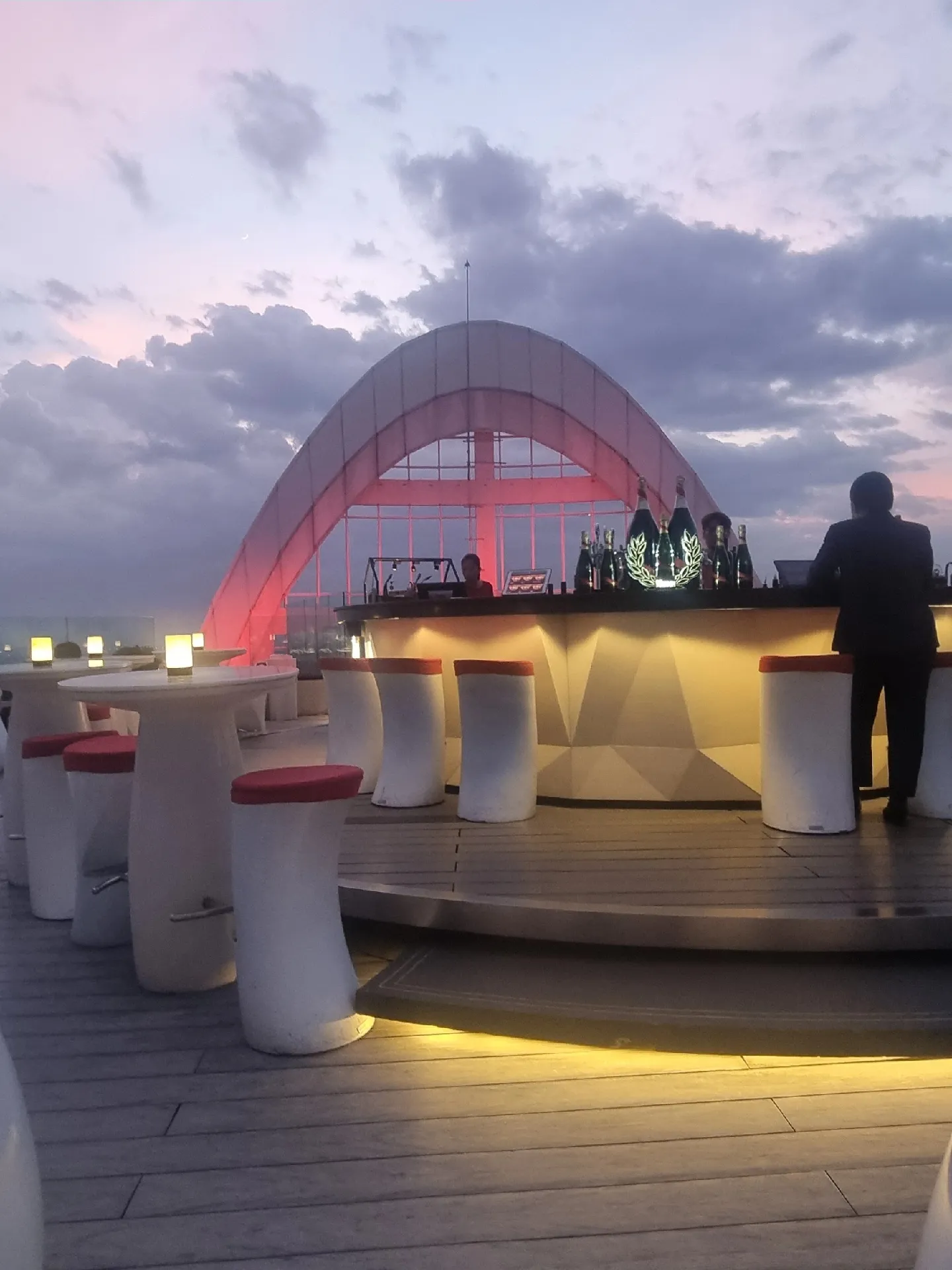 Red Sky Bar | แกลเลอรีที่โพสต์โดย คุณแม่ติดGLAM | Lemon8