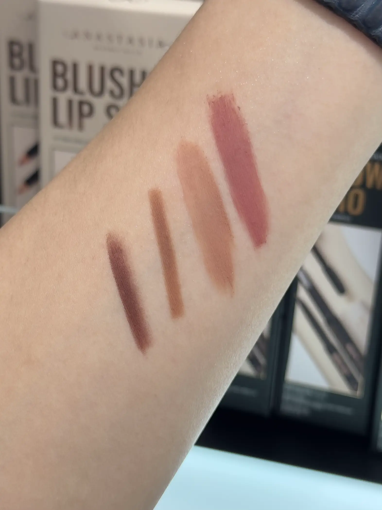 Holiday Set Anastasia Beverly Hills | แกลเลอรีที่โพสต์โดย Catrionamonach | Lemon8