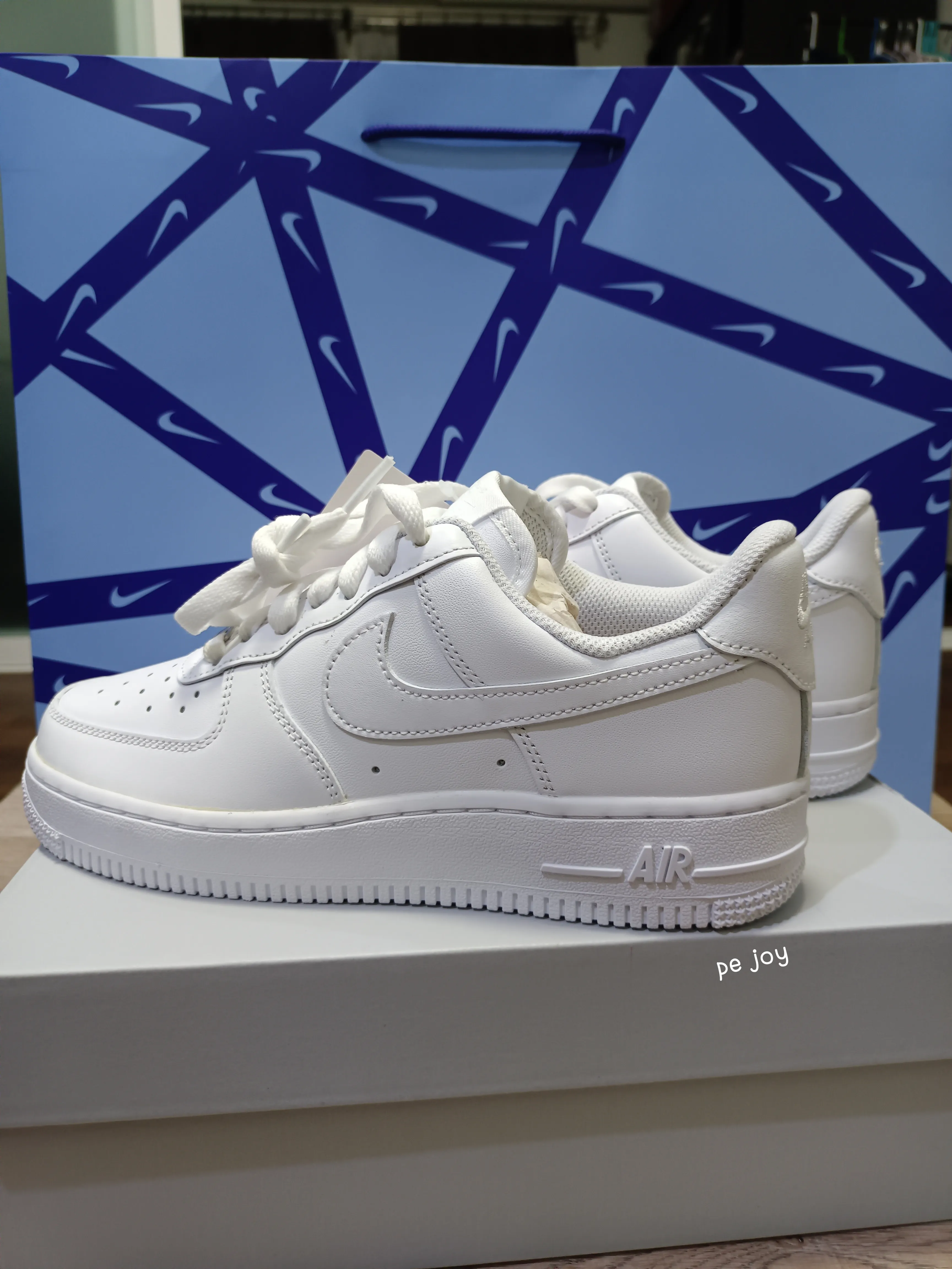แกะกล่องรองเท้า nike กัน 🛍️🛒 | แกลเลอรีที่โพสต์โดย ชอบรีวิว skp | Lemon8
