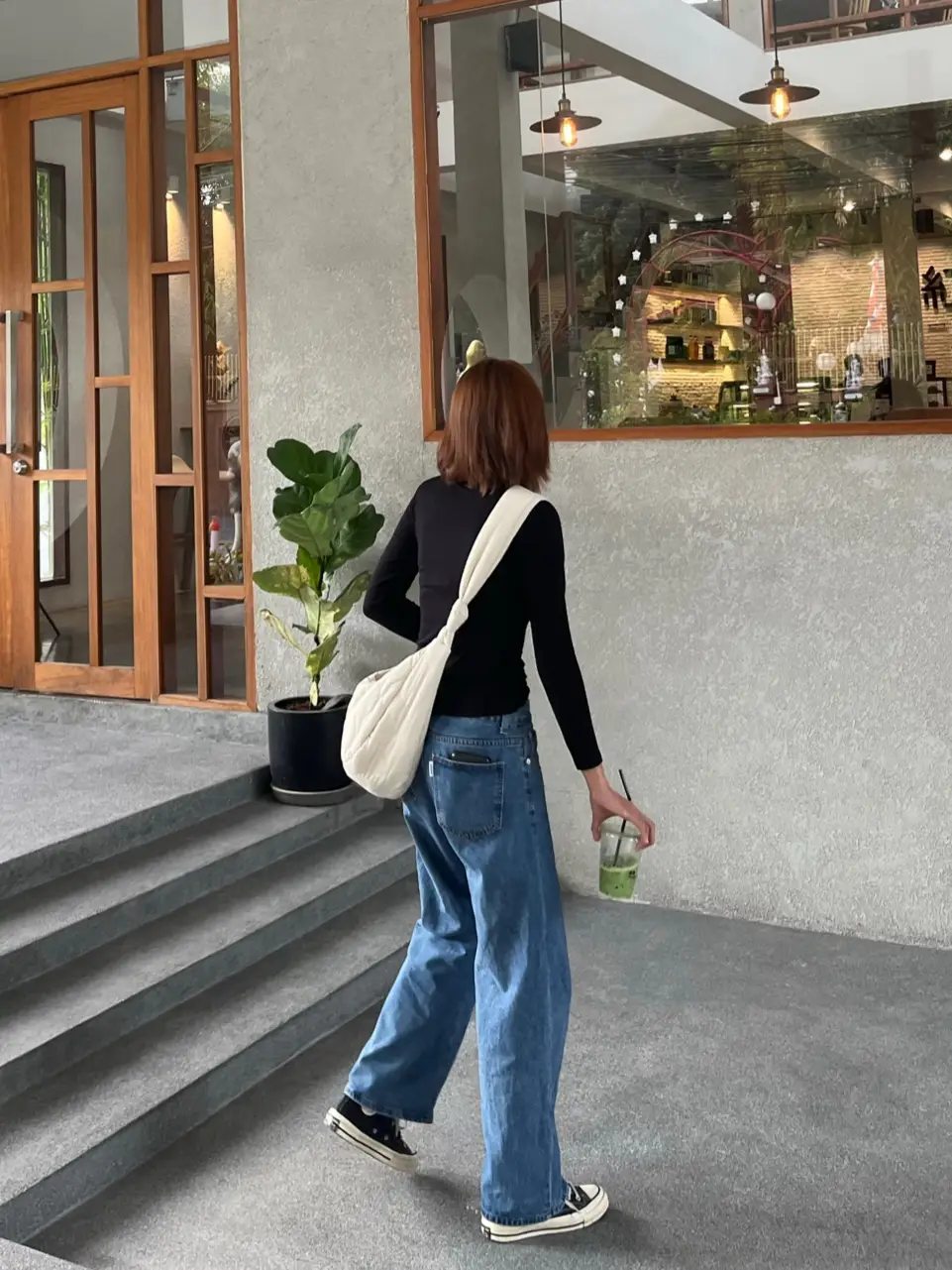 Outfit idea : cafe look💙🖤🤍 | แกลเลอรีที่โพสต์โดย JANE | Lemon8