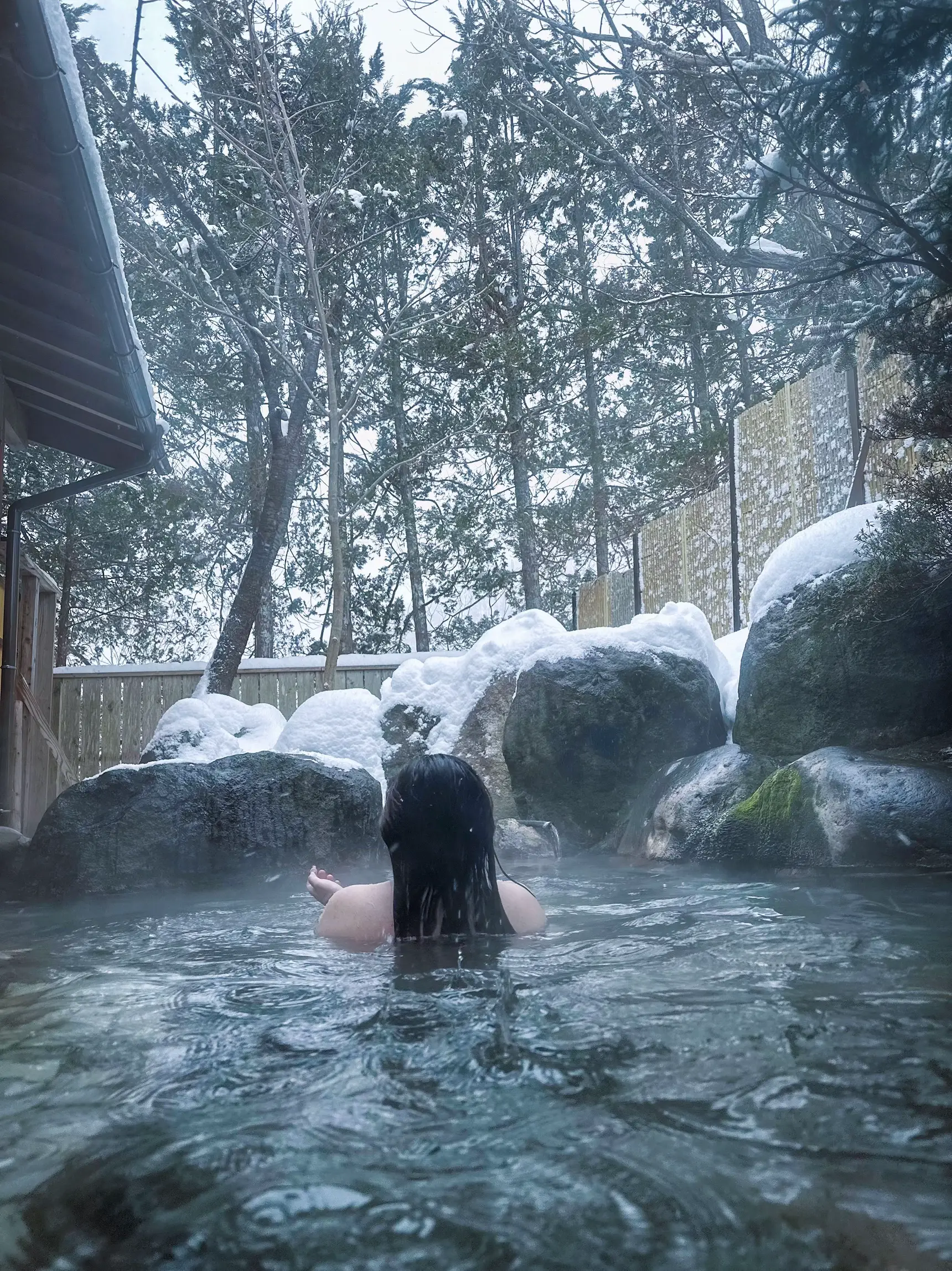 แช่Onsenส่วนตัวที่ญี่ปุ่น ท่ามกลางหิมะ ในราคาหลักพัน ️ | แกลเลอรีที่โพสต์โดย Find Fly Fine | Lemon8