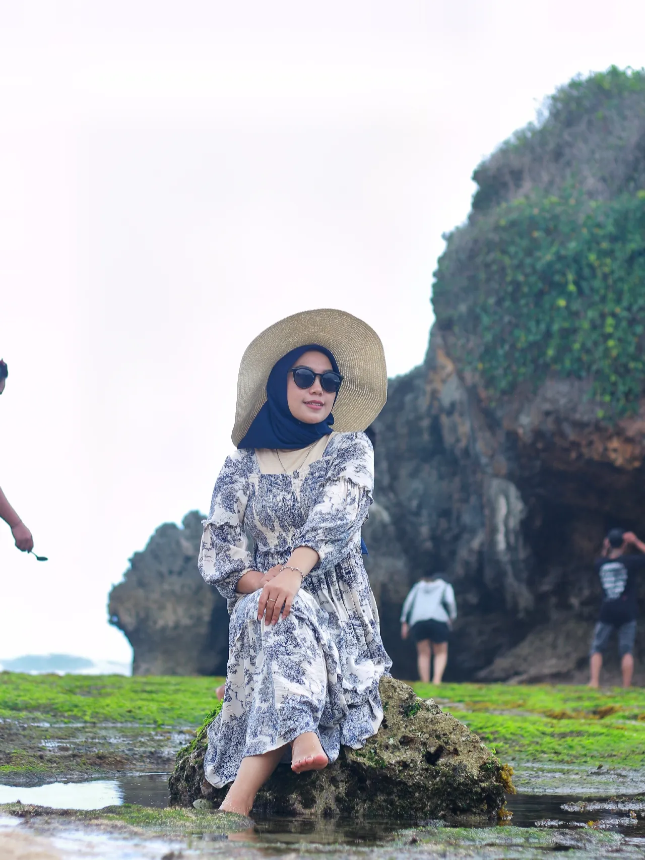 Outfit idea & pose photo di pantai😍 | Galeri diposting oleh Mima aja | Lemon8