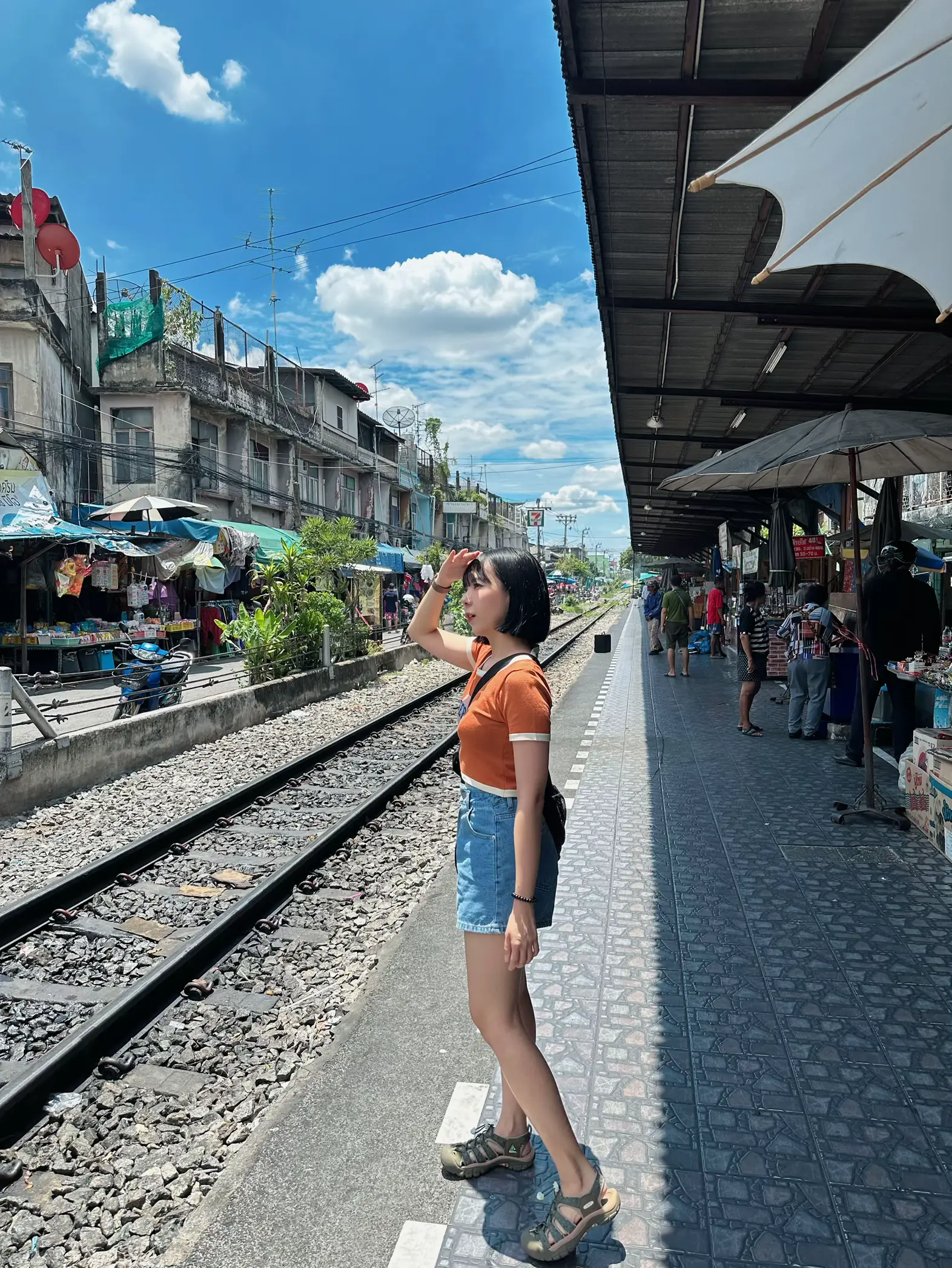 ถ่ายรูปกับรถไฟฟีลญี่ปุ่นที่วงเวียนใหญ่!📸 | แกลเลอรีที่โพสต์โดย Mimidayo | Lemon8