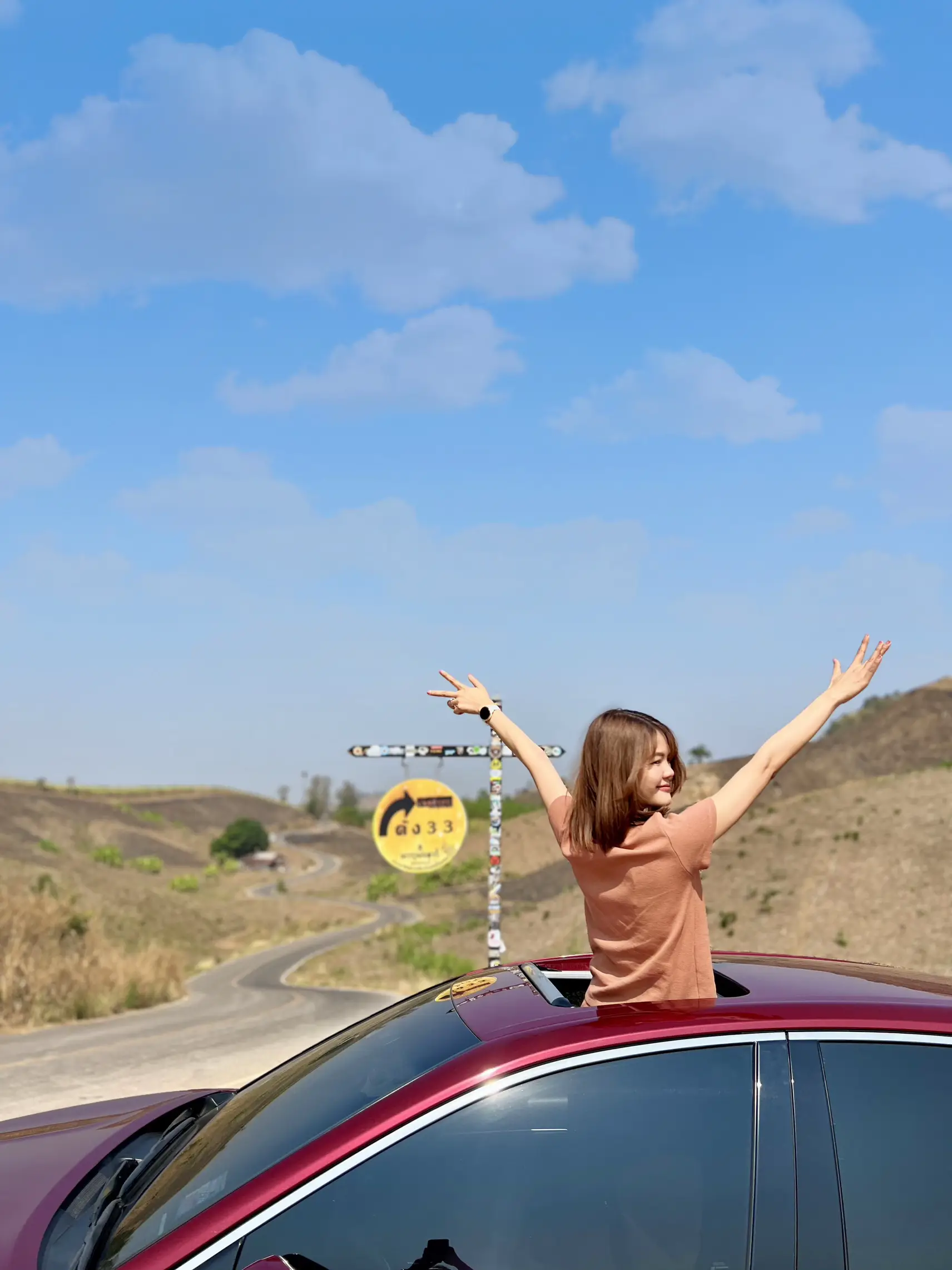 ถ่ายรูปกับรถเก๋ๆ เที่ยวพบพระ แม่สอด จ.ตาก 🏔️🏕️ | แกลเลอรีที่โพสต์โดย May Cy | Lemon8