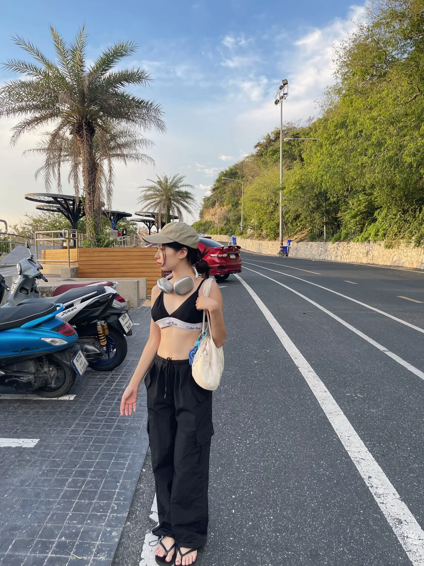 มุมถ่ายรูปฟีลพี่สาวเกาที่บางแสน🏝 | แกลเลอรีที่โพสต์โดย May warit | Lemon8