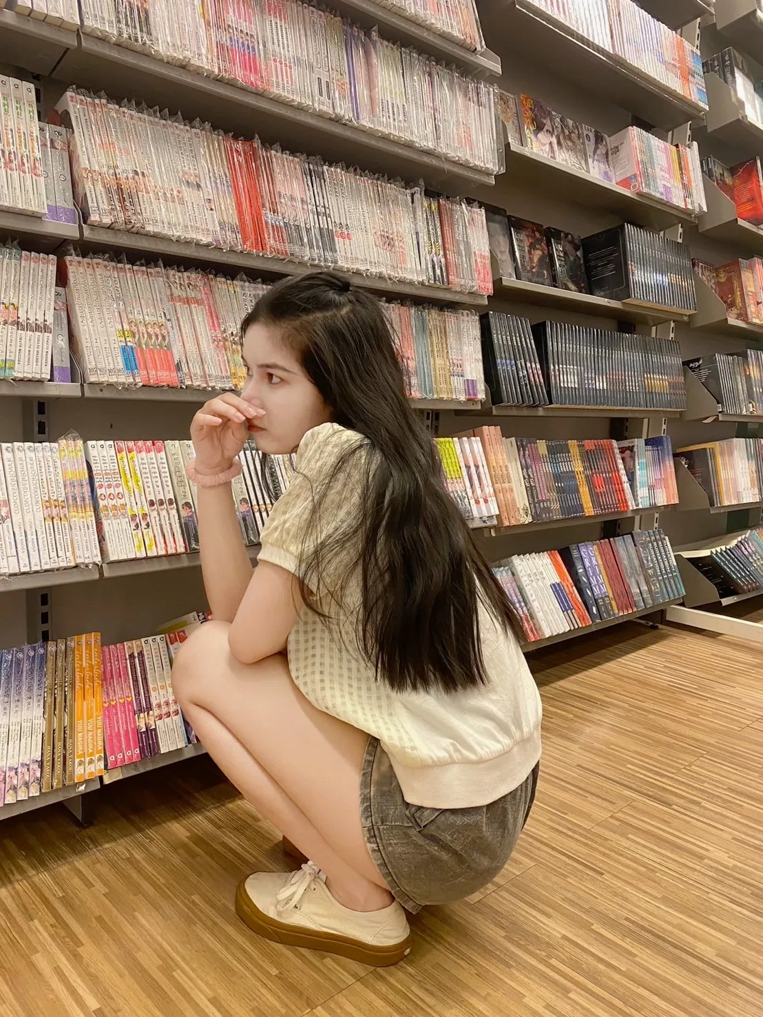 10 postures ‼️ in a library or bookstore💗💗 | Gallery posted by KI.MO💕 | Lemon8