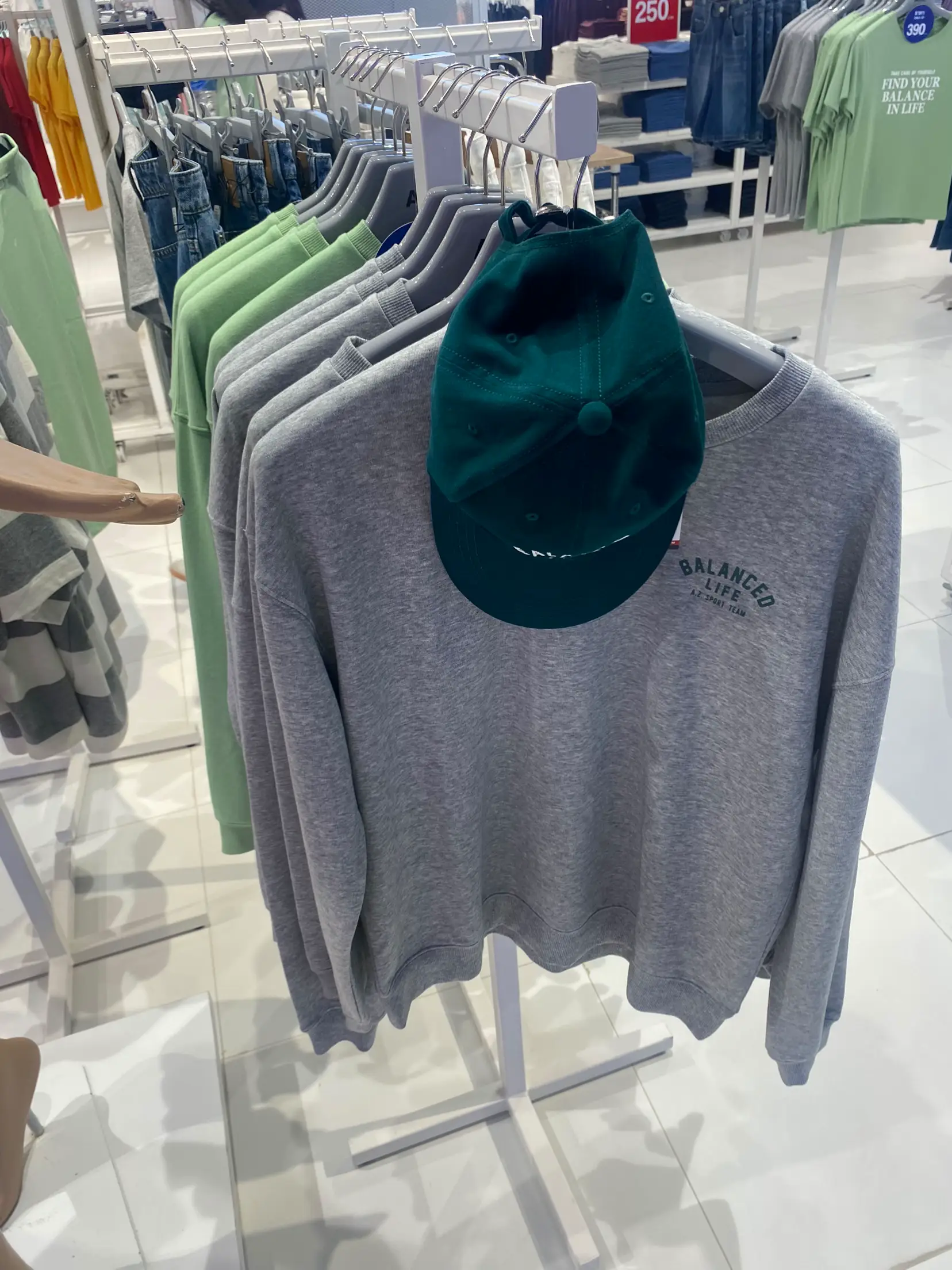 เพิ่งรู้ว่าเสื้อ AIIZ น่ารักขนาดนี้ 🫶🏻 | แกลเลอรีที่โพสต์โดย Cakejirapat | Lemon8