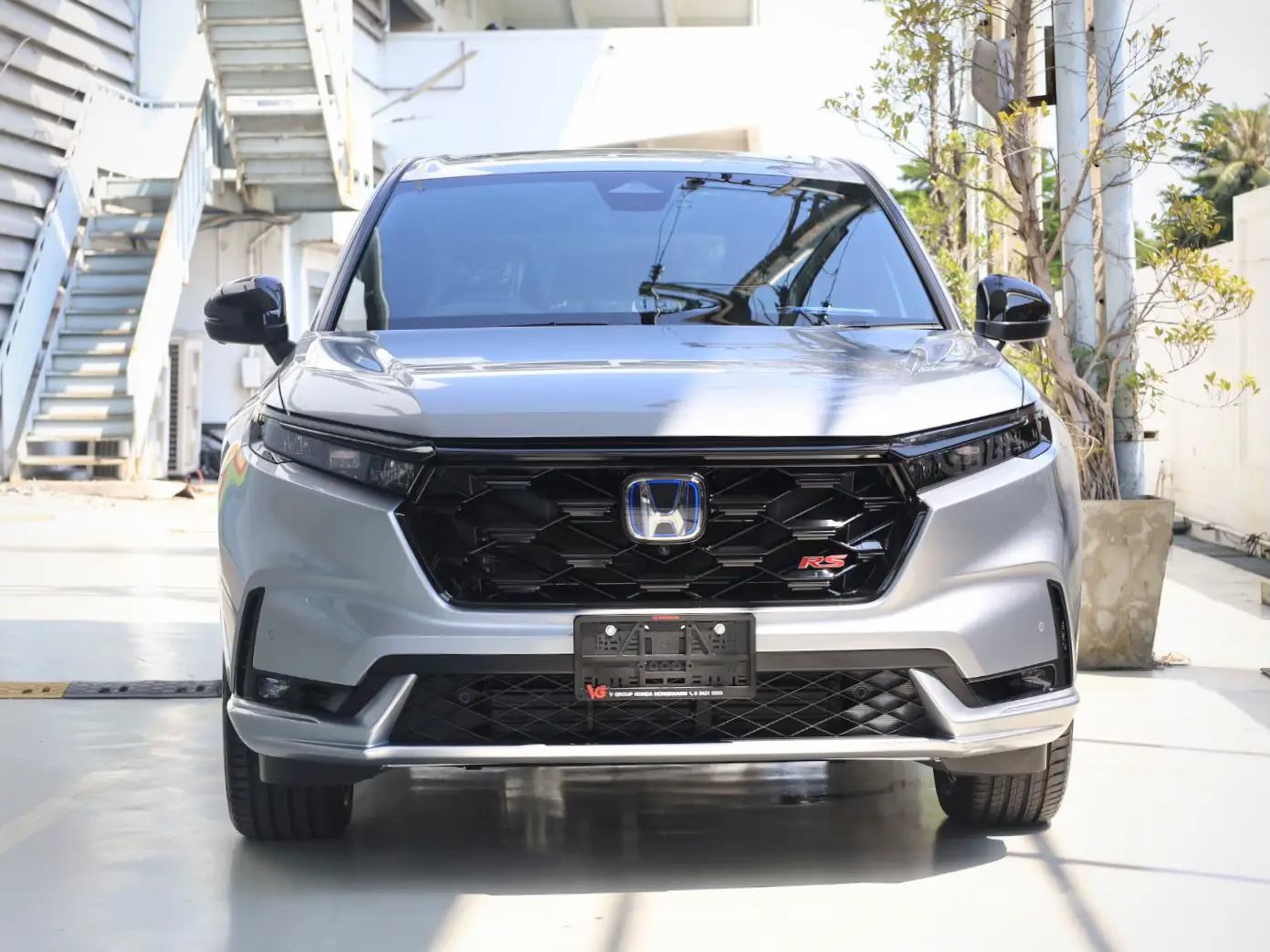 CR-V รุ่น e:HEV RS สีเงินลูนาร์ | แกลเลอรีที่โพสต์โดย Chap Honda | Lemon8