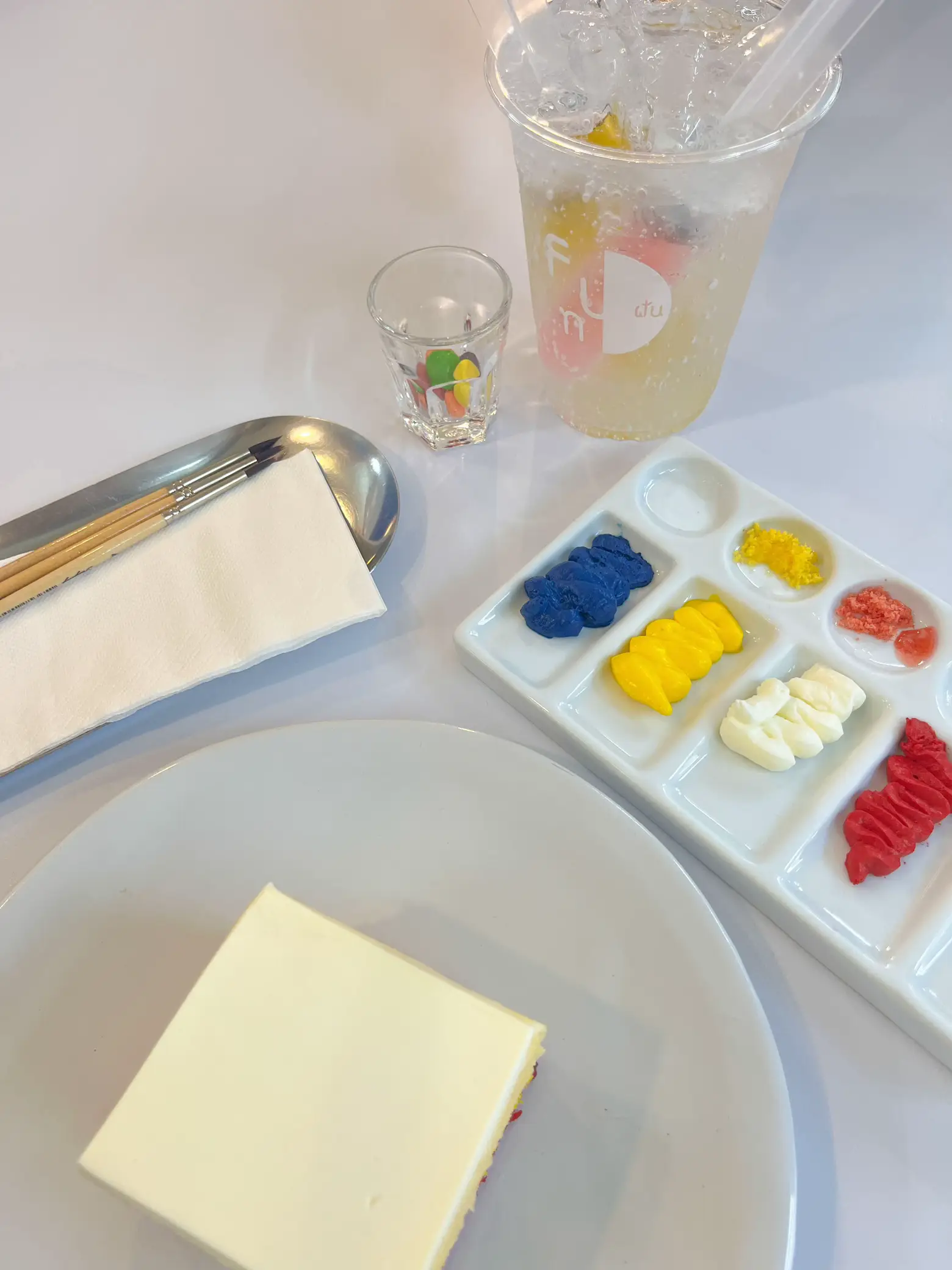 FUN CAFE คาเฟ่เพ้นเค้ก MRTหัวลำโพง📍🚃🎨 | แกลเลอรีที่โพสต์โดย Fonmii | Lemon8