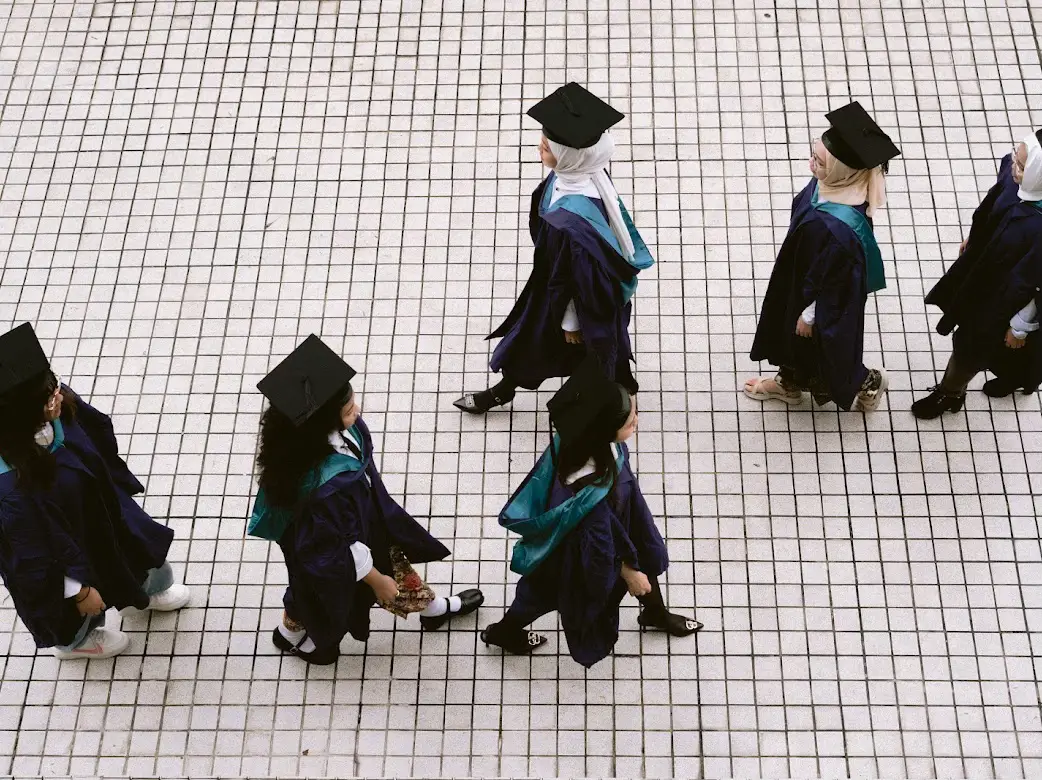 6 Cool Graduation Group Photo Ideas in Campus | แกลเลอรีที่โพสต์โดย ...