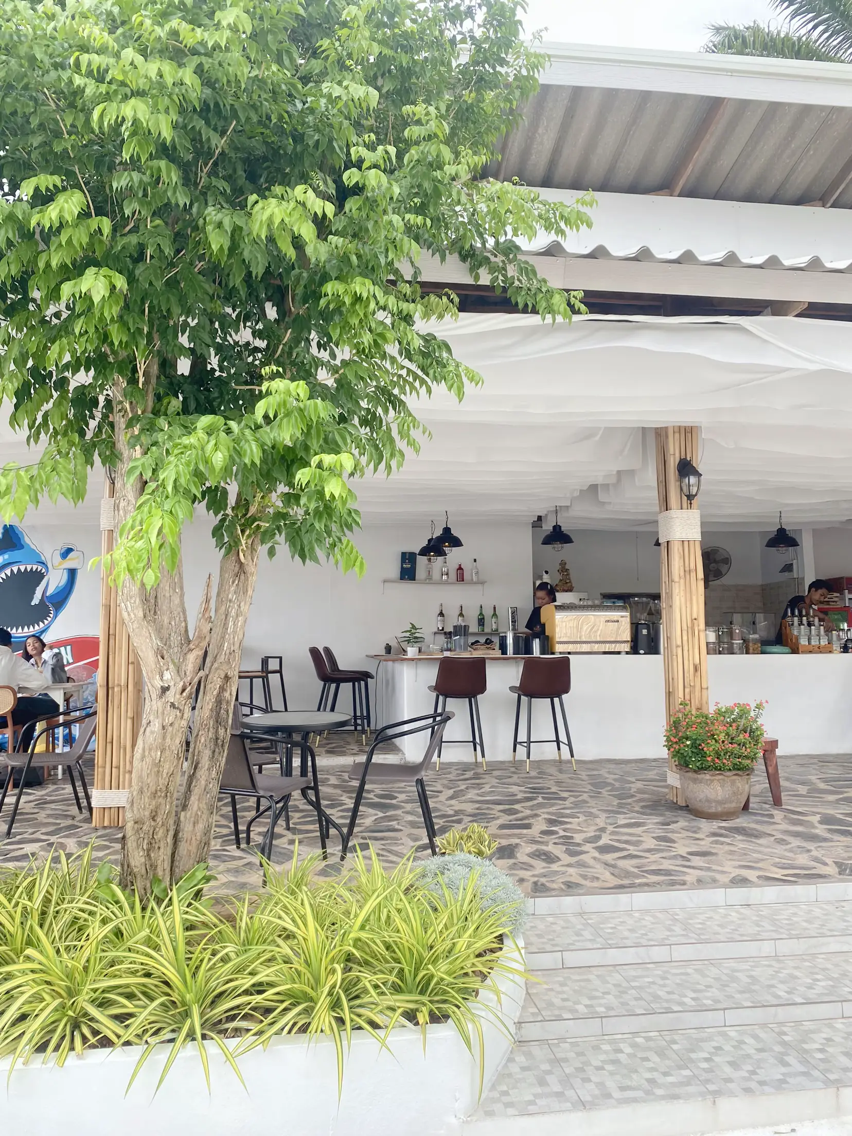 Season Cafe Chumphon 🌊 คาเฟ่ริมทะเล บรรยากาศดีเว่อ 💖 | แกลเลอรีที่โพสต์โดย Tangmo_TM | Lemon8