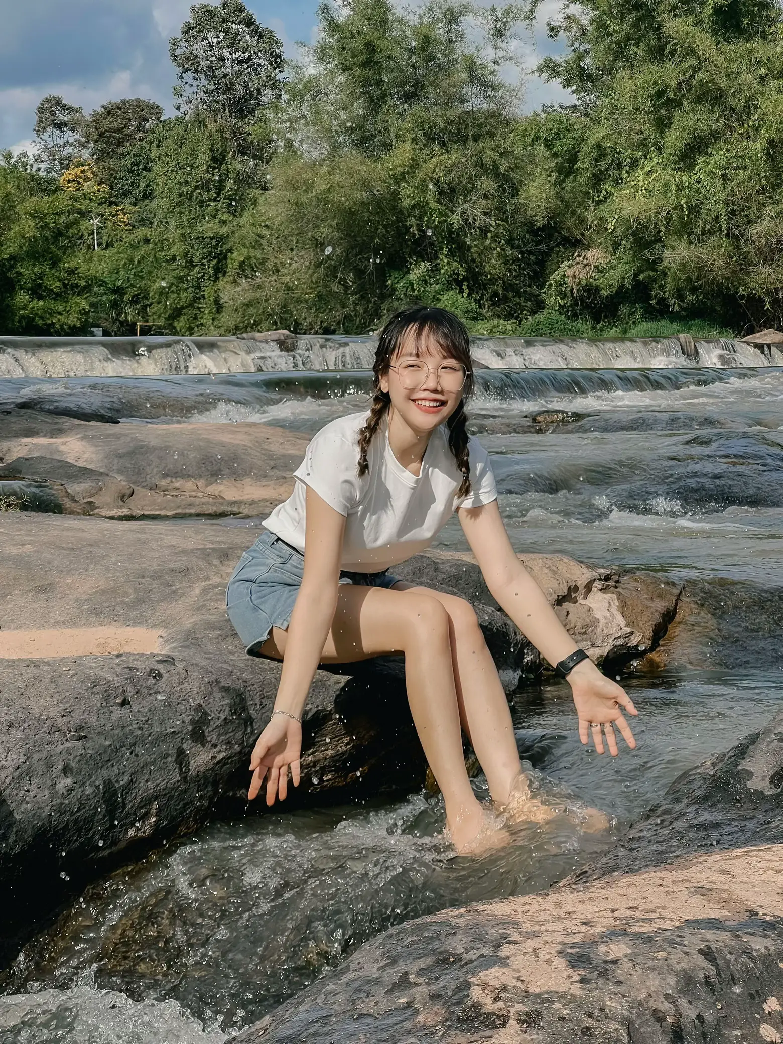 ไอเดียท่าโพส ถ่ายรูปที่น้ำตก | แกลเลอรีที่โพสต์โดย Natt_Cha | Lemon8