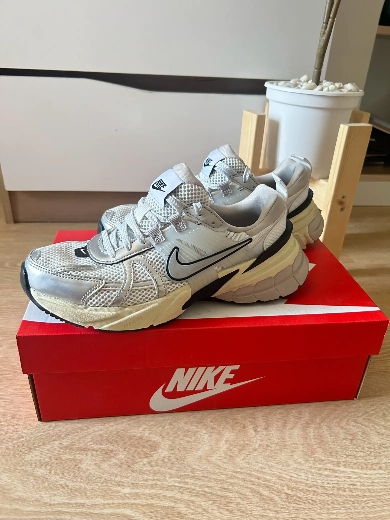 Nike v2k run | แกลเลอรีที่โพสต์โดย Kato | Lemon8