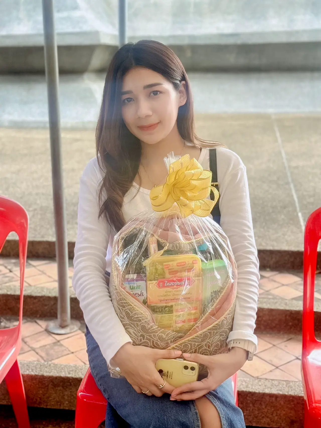 ไอเดียการแต่งชุดไปทำบุญ+ไปคาเฟ่เสื้อสีขาวแขนยาวกระโปรยีนส์ยาว | แกลเลอรีที่โพสต์โดย Bowie | Lemon8