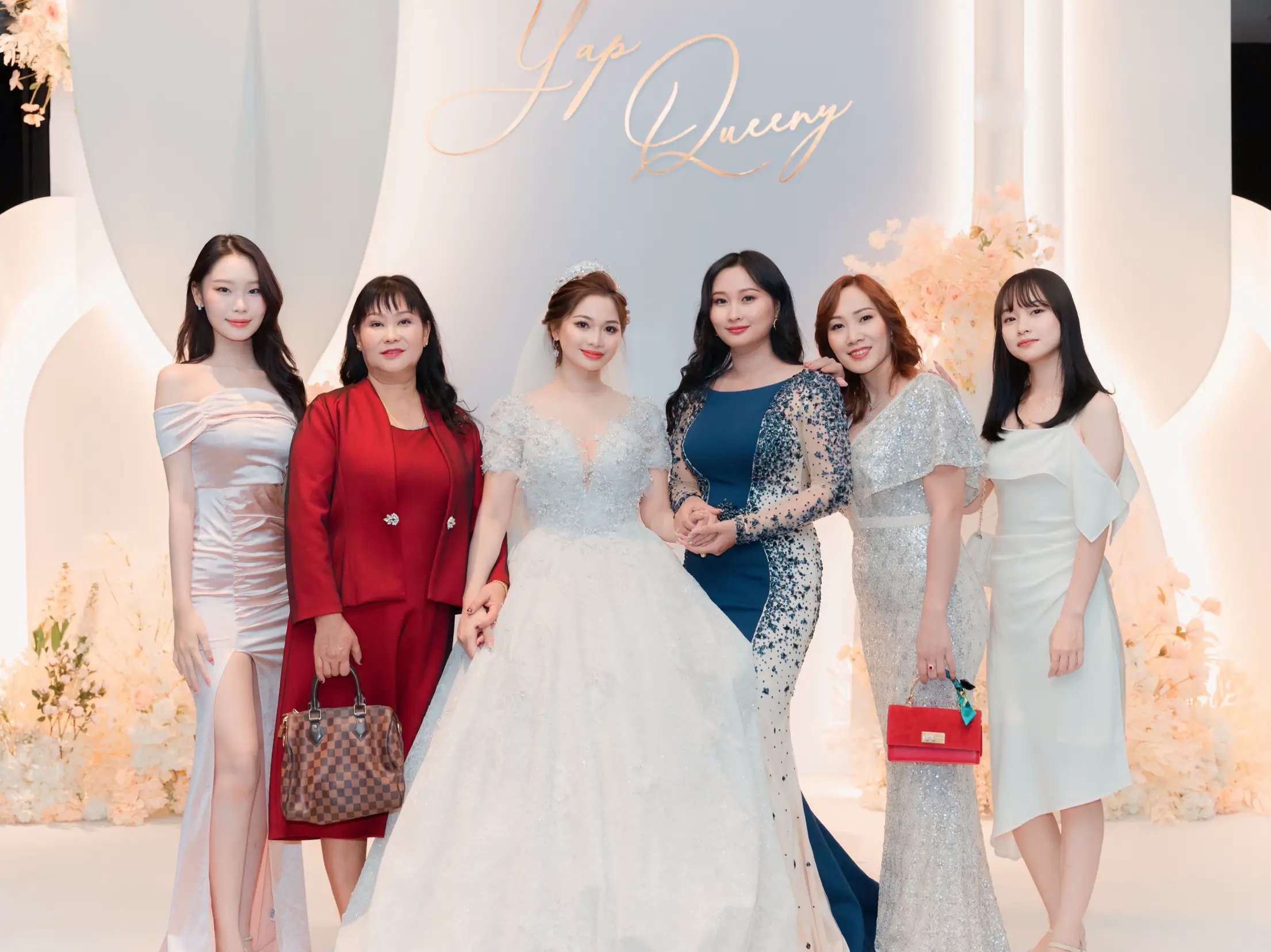 แจกพิกัดเดรสใส่ไปงานแต่งเรียบๆสวยหรูดูแพง ปังง! 💃🏻 | แกลเลอรีที่โพสต์โดย Tianiwu | Lemon8