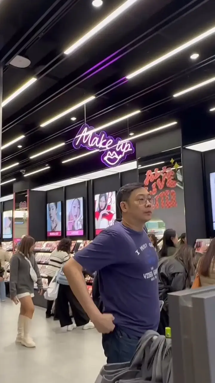 🇰🇷 Your wallet couldn't be safe when you walk in🤣🤣 | Video diterbitkan oleh Glow from Seoul | Lemon8