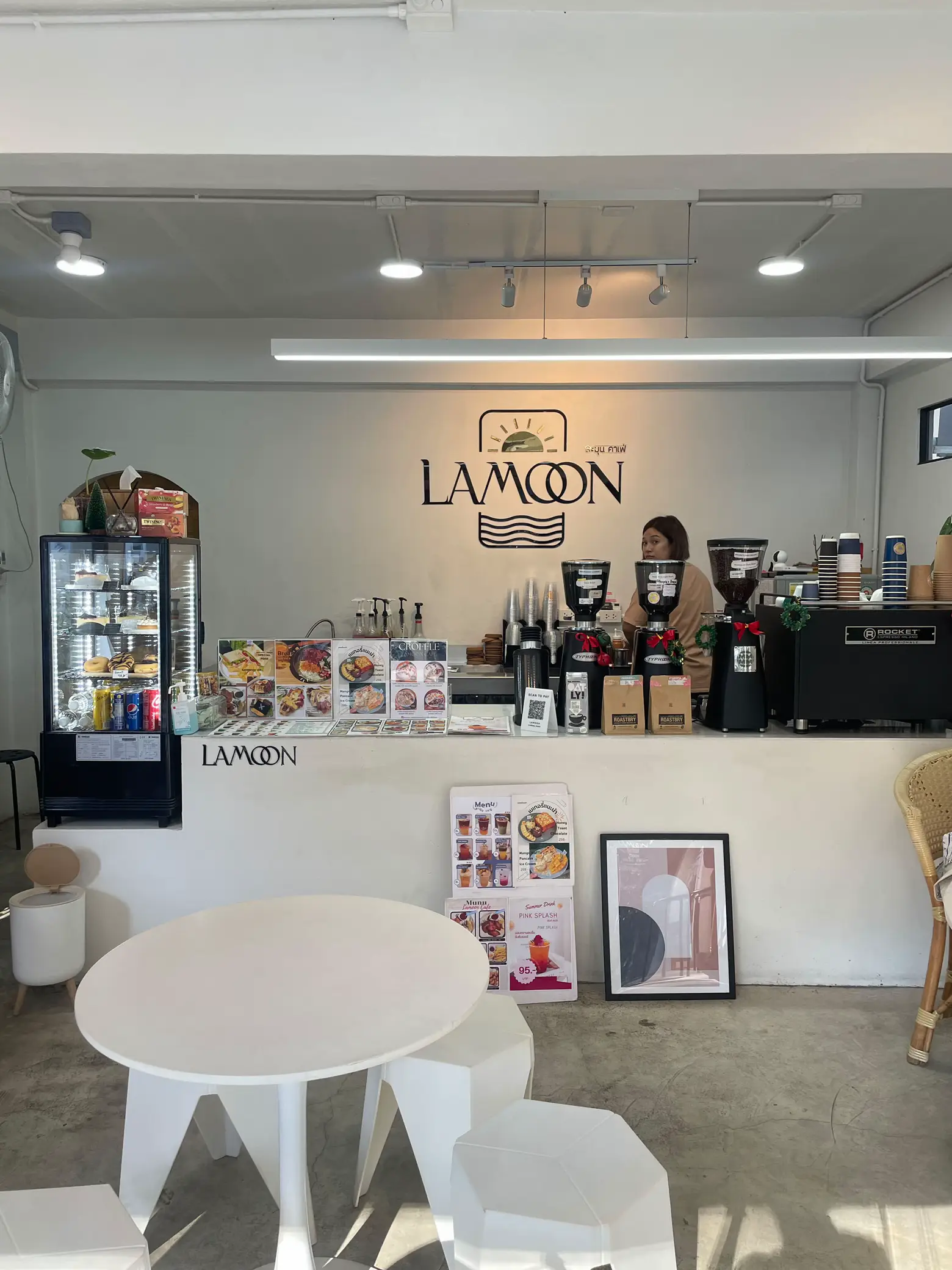 คาเฟ่เกาะเสม็ด LAMOON CAFE' ใกล้ท่าเรือ ร้านน่ารักมาก ☕️ | แกลเลอรีที่โพสต์โดย millymilk ツ | Lemon8