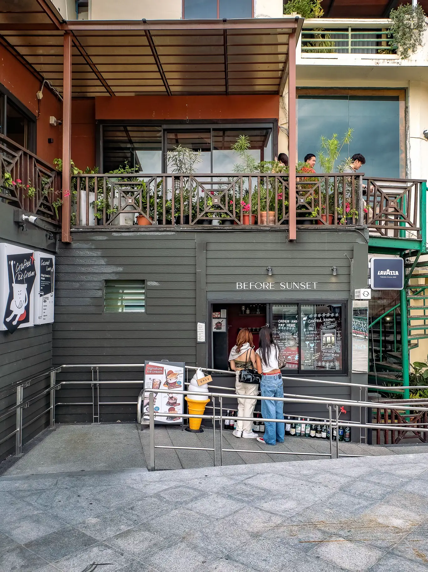 Before Sunset Cafe Ice Cream Moody Neighborhoodティエン🍨🌞 | หนีนายไปJourney ...