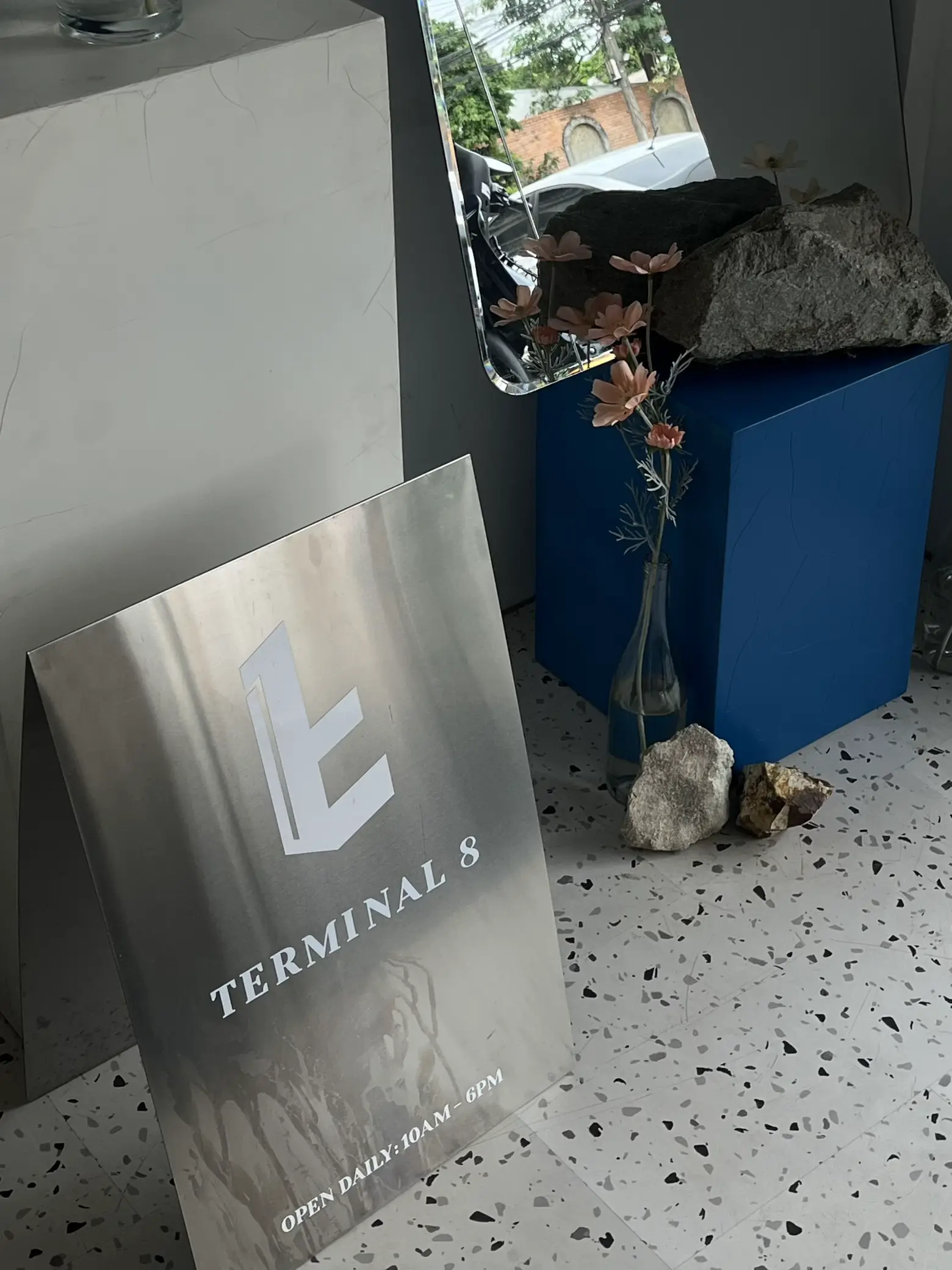 พิกัดคาเฟ่มินิมอลใจกลางเมืองเวียงจันทน์ 🇱🇦 - Terminal 8 VTE | แกลเลอรีที่โพสต์โดย yns.amy.y | Lemon8