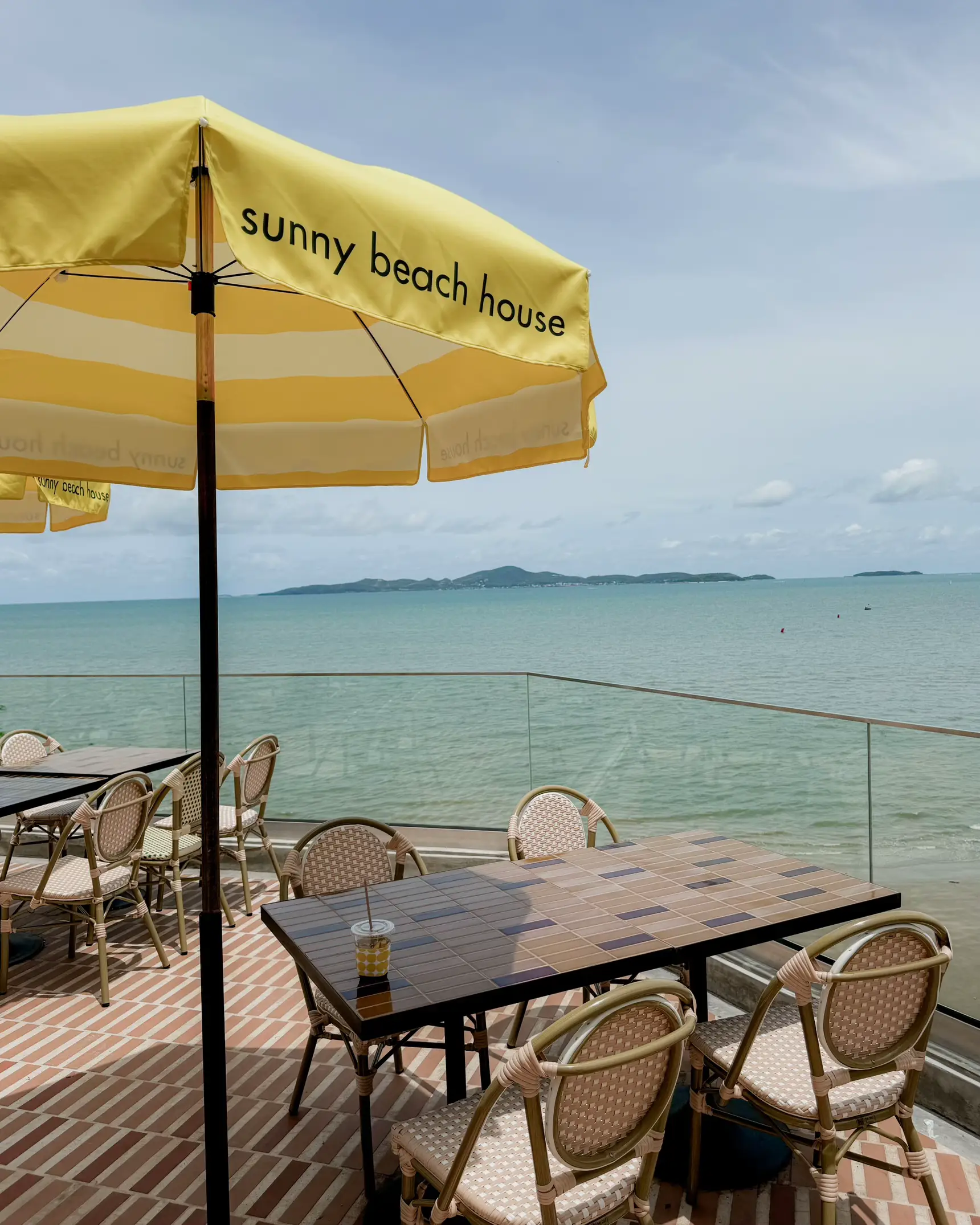 Sunny Beach House Pattaya คาเฟ่ริมทะเลที่จริงใจ ☕️🏝️ | แกลเลอรีที่โพสต์ ...