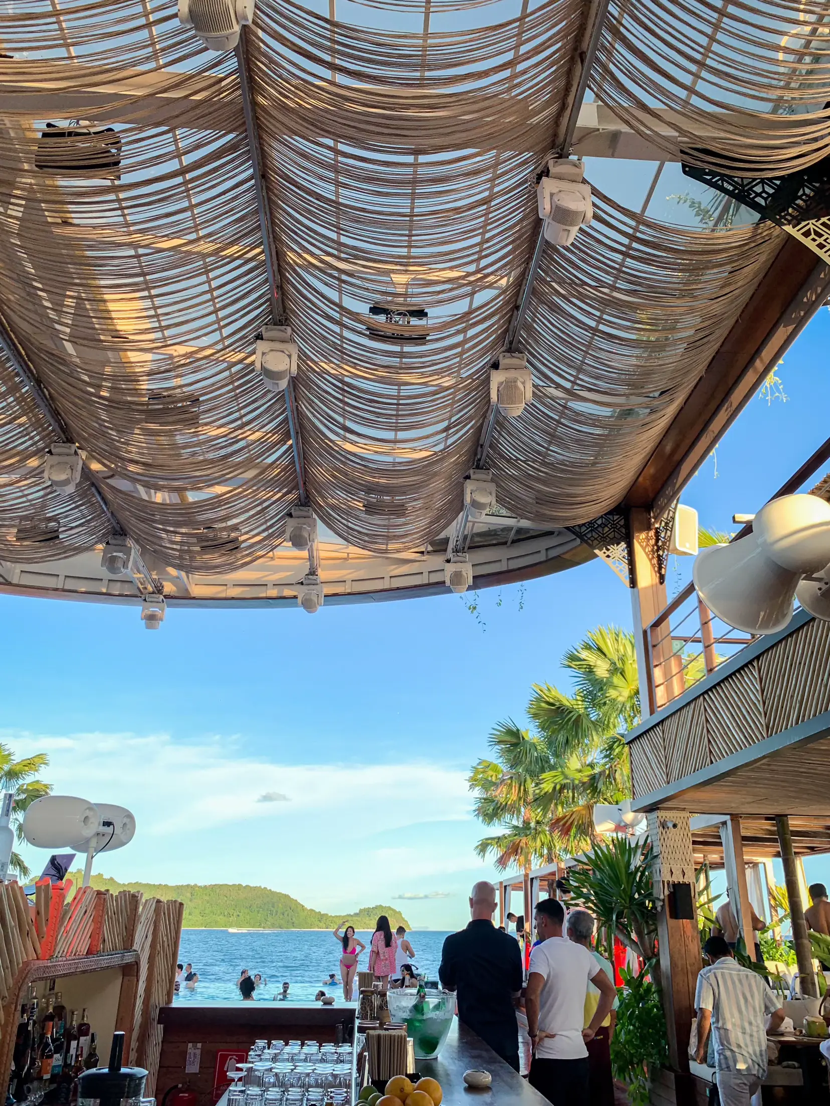 YONA Beach Club Phuket | บีชคลับลอยน้ำ ที่แรกของโลก !! 🌎 | แกลเลอรีที่ ...