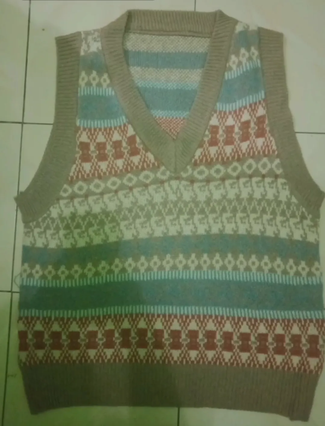 Rompi Rajutan Vintage V-neck | Galeri diposting oleh amelia | Lemon8