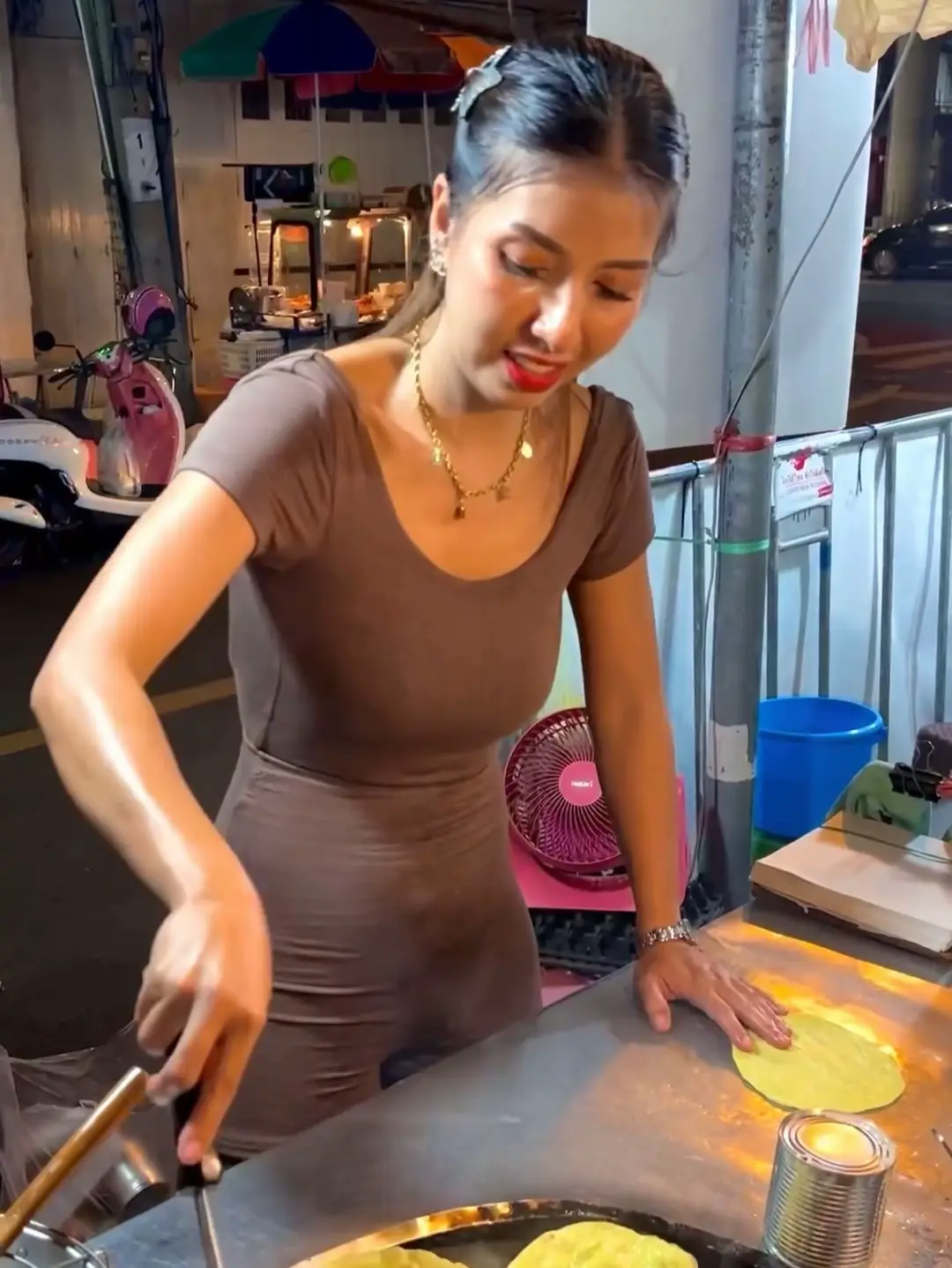 The Most Popular Roti Lady in Bkk | Puy Roti Lady | วิดีโอที่เผยแพร่โดย Food Vendor | Lemon8