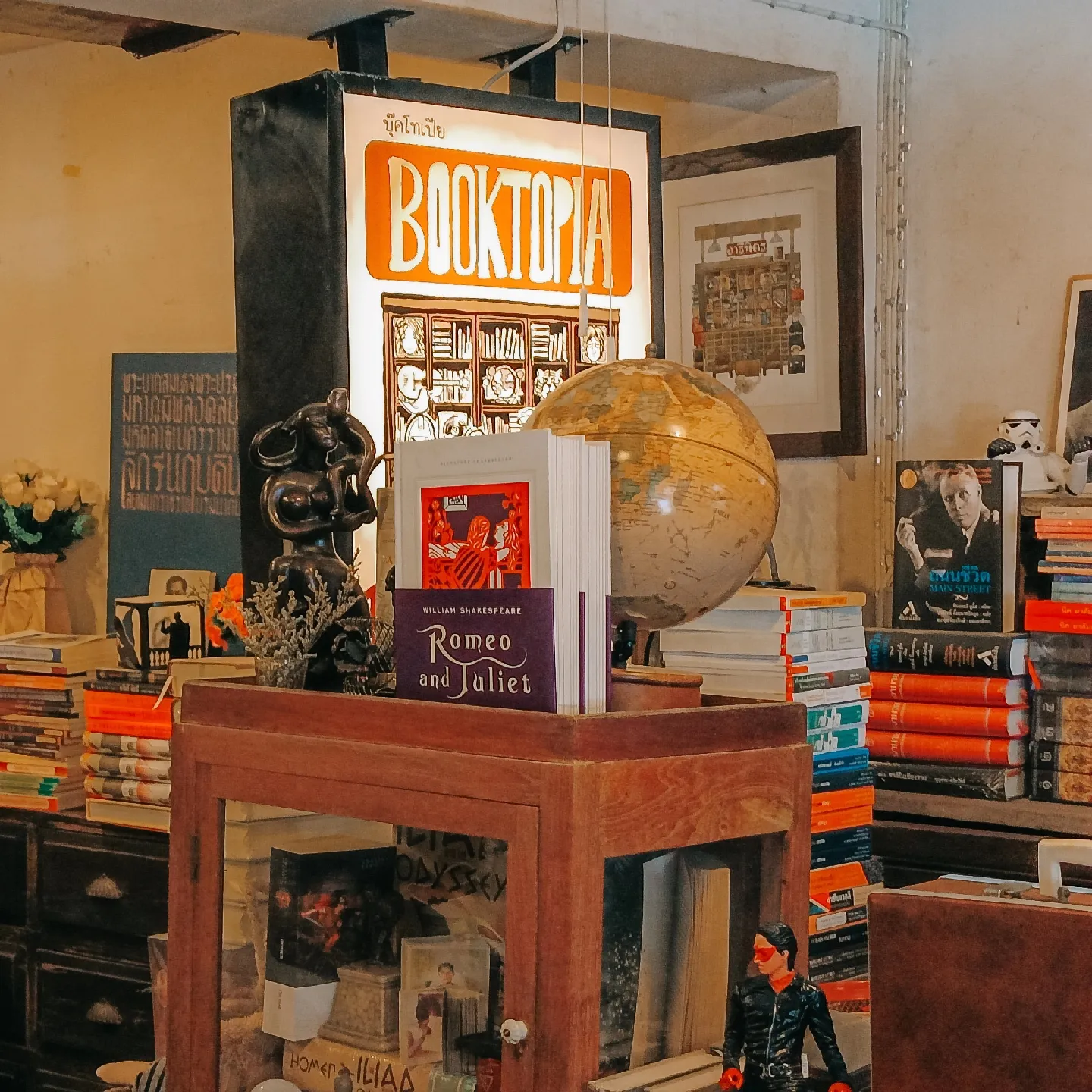 BOOKTOPIA : ร้านหนังสืออุทัยธานี 📕 | แกลเลอรีที่โพสต์โดย ค น ห ล ง ท า ง | Lemon8
