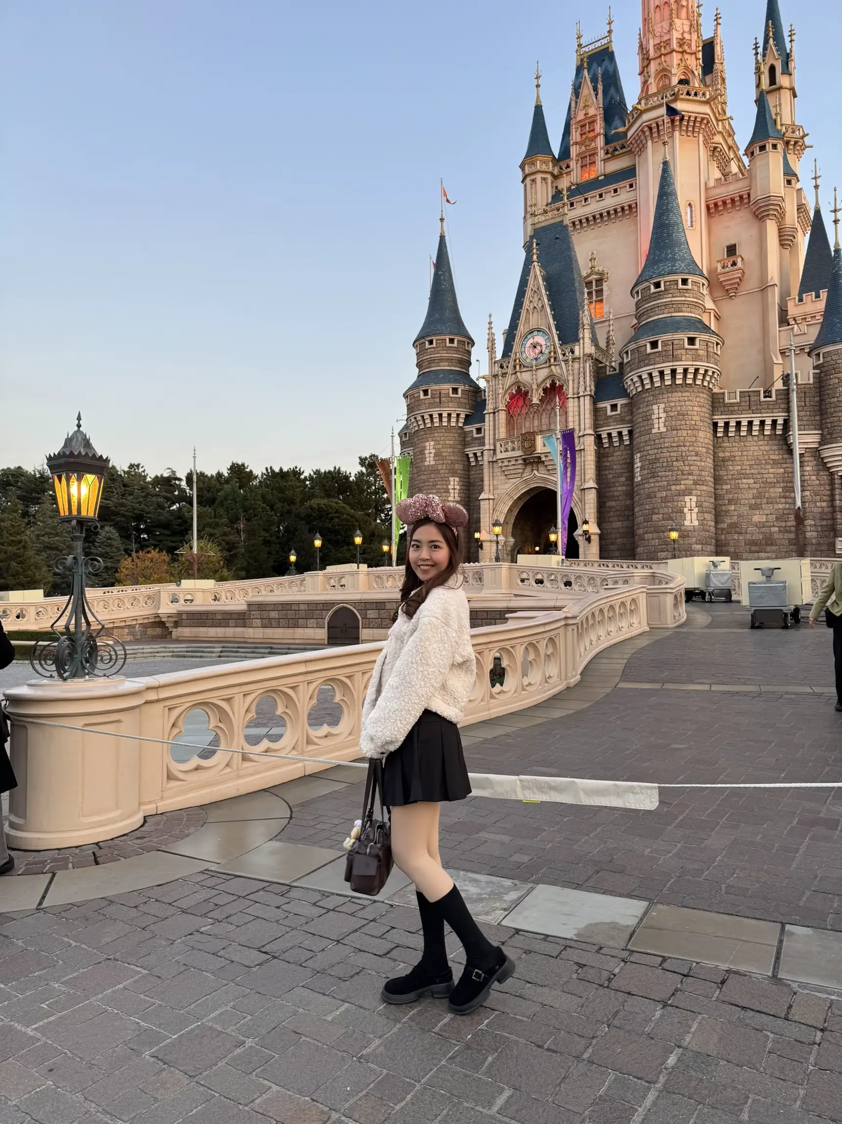 OOTD Tokyo Disneyland 2024🎄 | แกลเลอรีที่โพสต์โดย krwcream | Lemon8