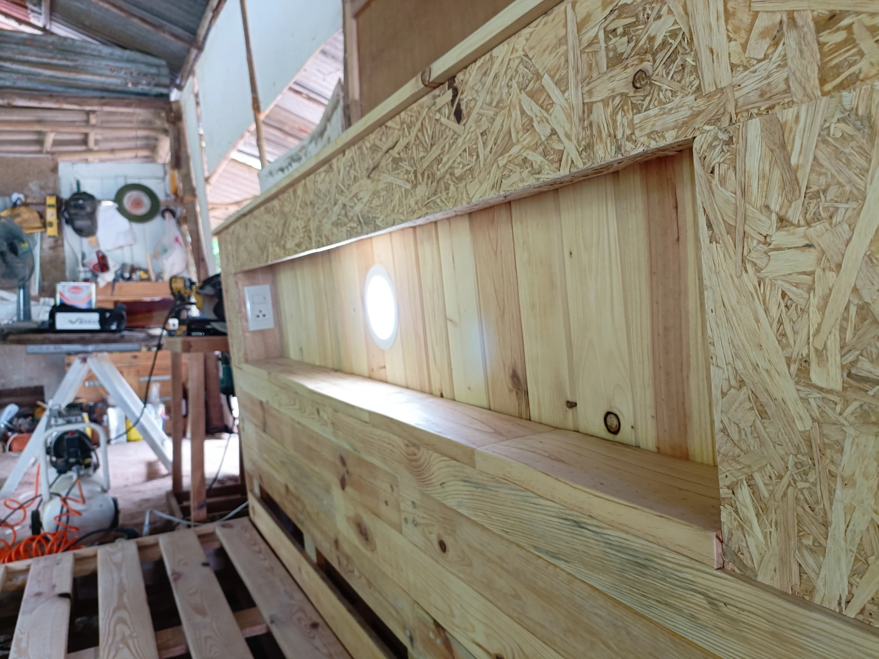 ทำเตียงไม้พาเลทปิดทึบ มีไฟ มีปลั๊ก งบ 1,750 💵 | แกลเลอรีที่โพสต์โดย Wolf Carpentry | Lemon8