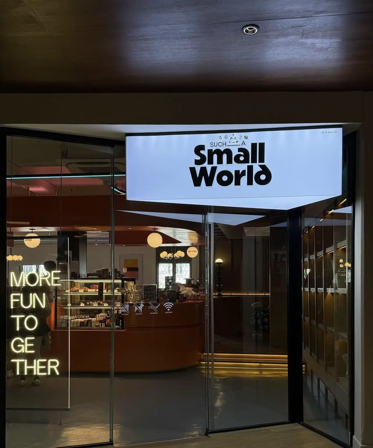 Suck a small world เจริญกรุง35 | แกลเลอรีที่โพสต์โดย HAp.Pl y | Lemon8