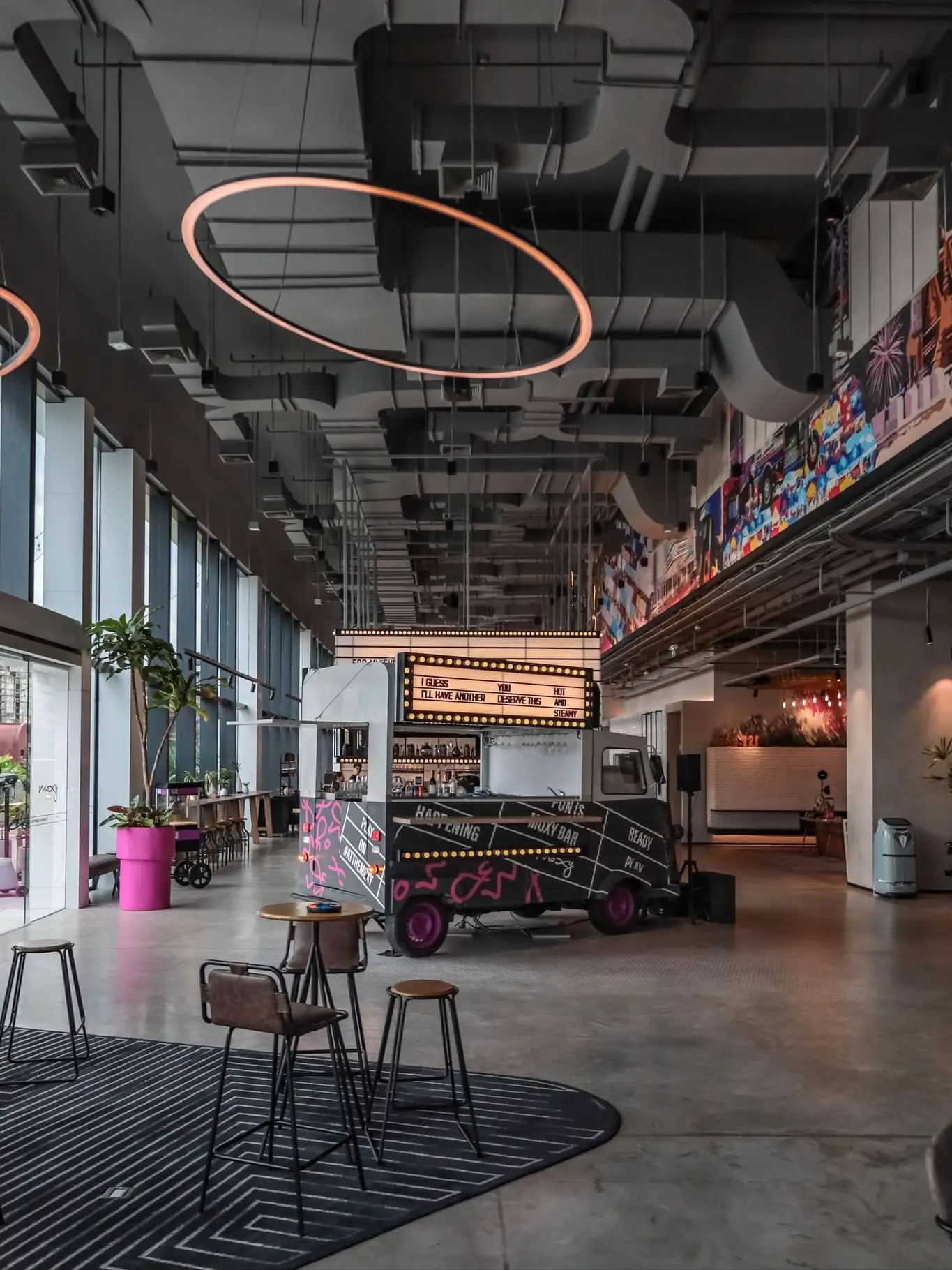 Moxy Bangkok Ratchaprasong โรงแรมสุดทันสมัย | แกลเลอรีที่โพสต์โดย ไปเต๊ ...