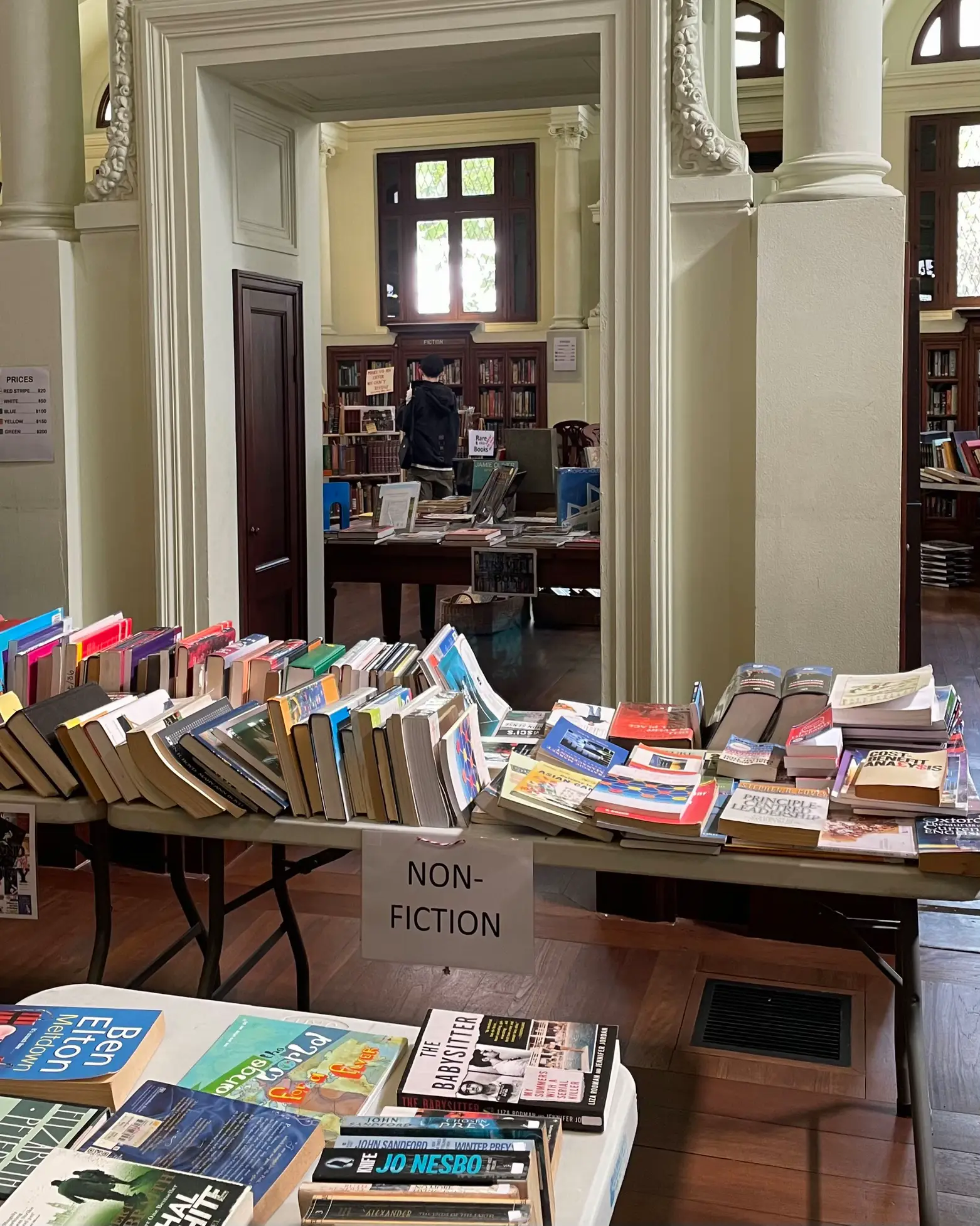 งานหนังสือมือสองที่ neilson hays library 📚🍂 | แกลเลอรีที่โพสต์โดย say ...