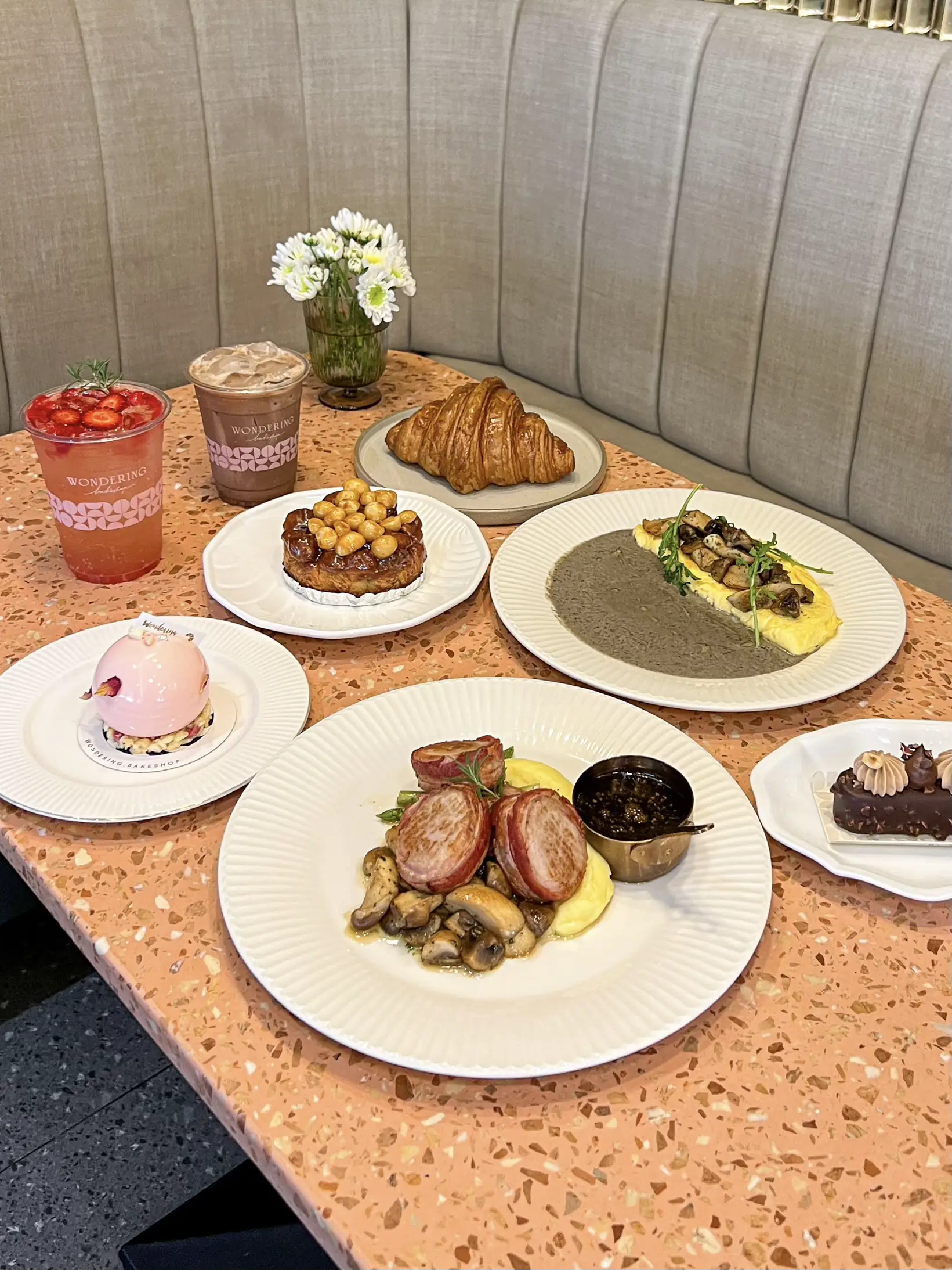 🧀คาเฟ่ขนมฝรั่งเศส vibe ดีย่านพระราม3🥨🍳 | แกลเลอรีที่โพสต์โดย Jabchaith | Lemon8