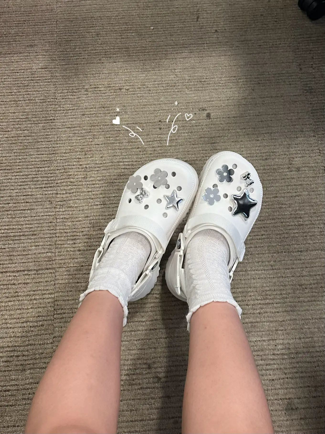 ตัวติดรองเท้า Crocs สไตล์เมทัลลิค y2k ราคาหลักสิบบ 🩶 | แกลเลอรีที่โพสต์โดย 🌈Happy Mill🌈 | Lemon8