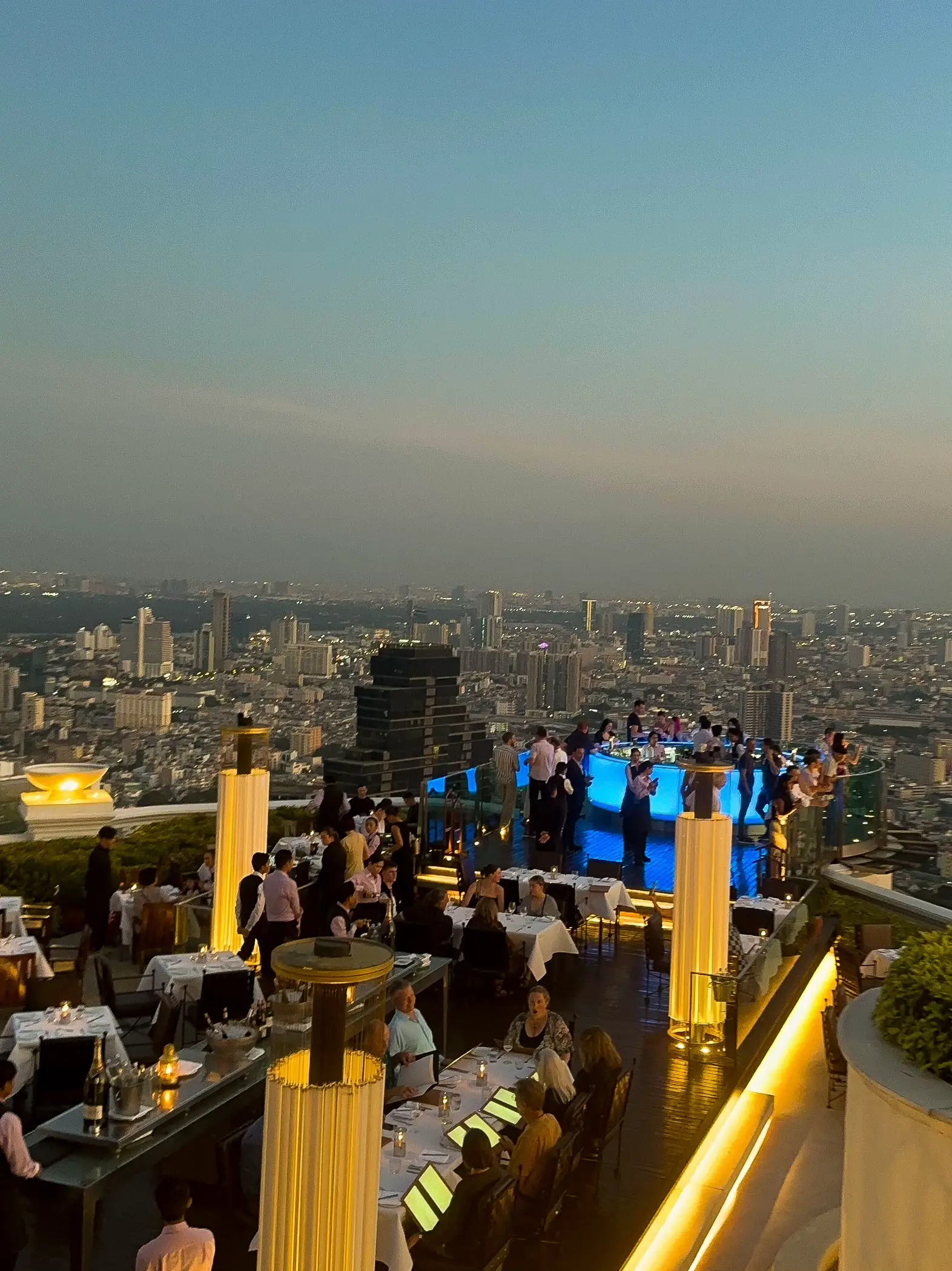 BKK Rooftop วิวหลักล้าน 🌃🍸🥂 | แกลเลอรีที่โพสต์โดย RINN DIARY🐰🤍 | Lemon8