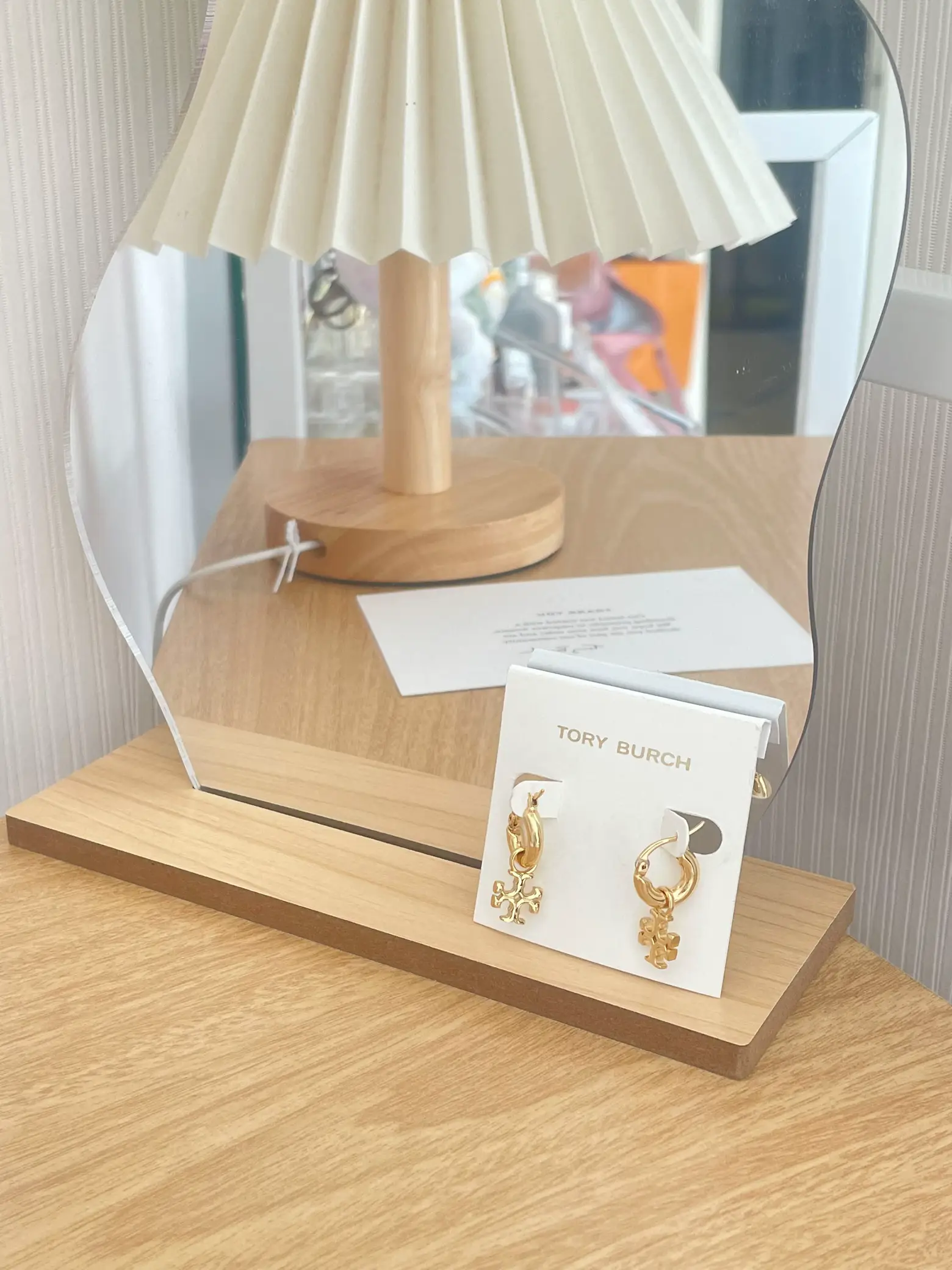 ต่างหู Tory burch ราคาหลักพัน | แกลเลอรีที่โพสต์โดย Chomview | Lemon8