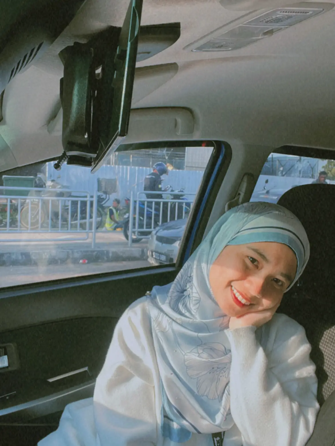 PICTURES IN CAR | Galeri disiarkan oleh Shika | Lemon8