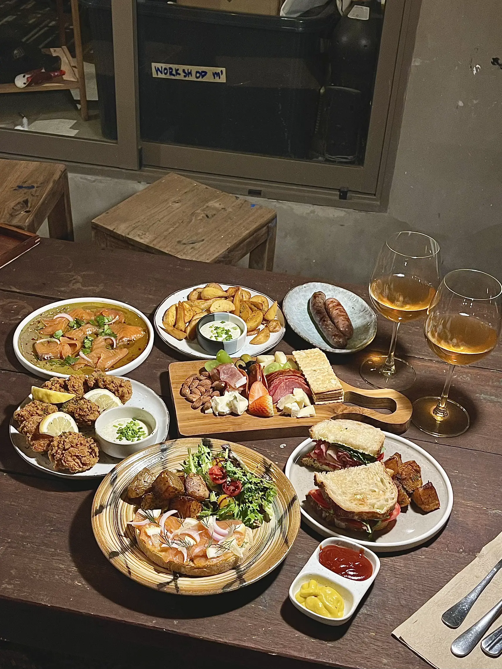 Taiban café (ใต้บ้านคาเฟ่🎨) ยามค่ำคืนใกล้กับ mrt หัวลำโพง🚇 | แกลเลอรี ...