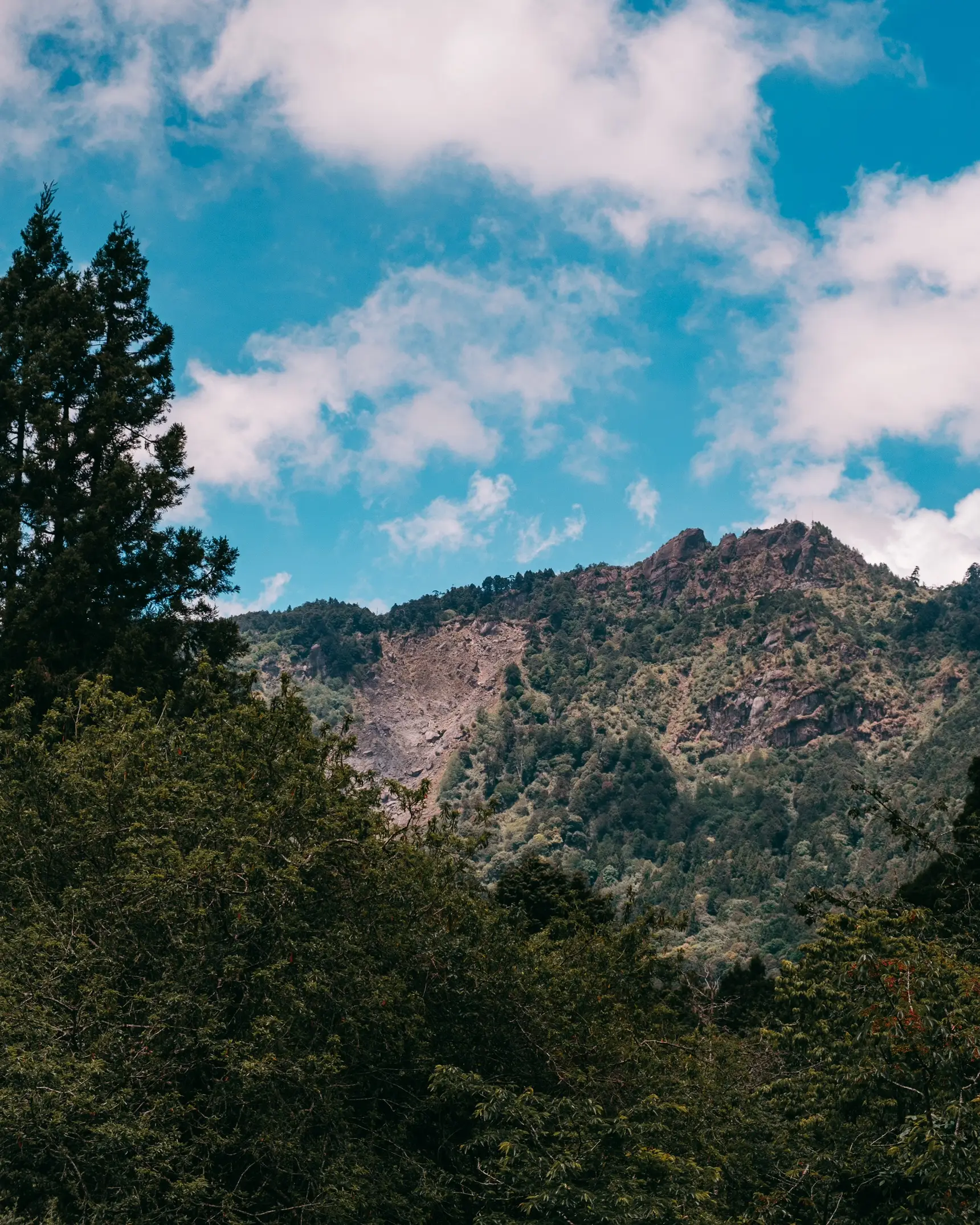Breathe fresh air in the middle of the valley at Alizan National Park ...