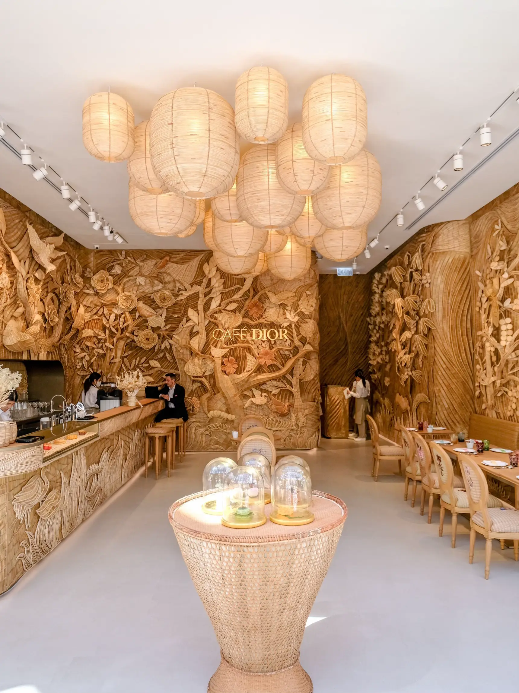 Dior Gold House คาเฟ่สุดหรูหรา สีทองจัดจ้านย่านเพลินจิต | แกลเลอรีที่ ...