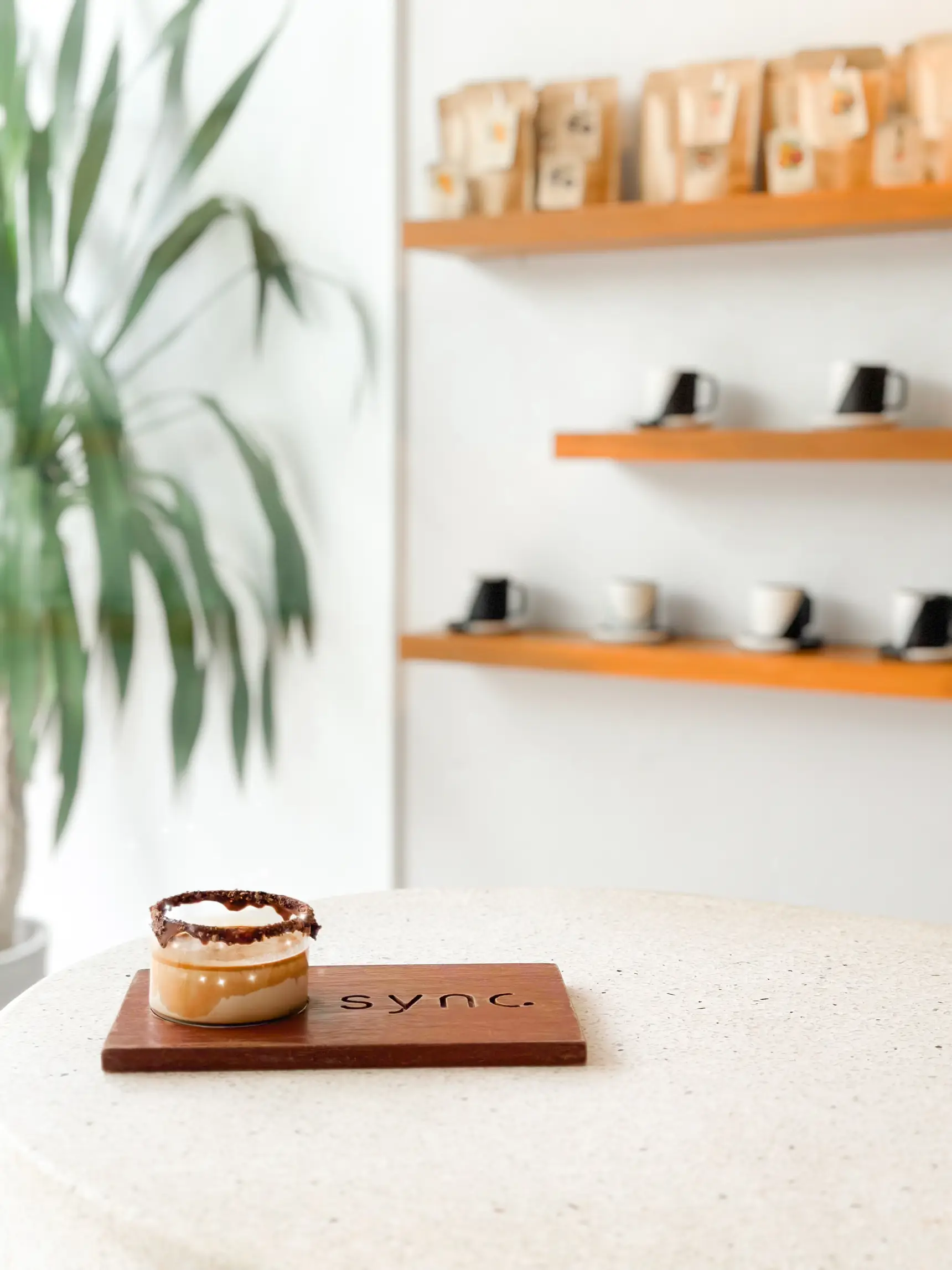 คาเฟ่ลับภูเก็ต Sync coffee bar & roastery 😎☕️ | แกลเลอรีที่โพสต์โดย เจ้าแป้ง 🐱🌈🌵 | Lemon8