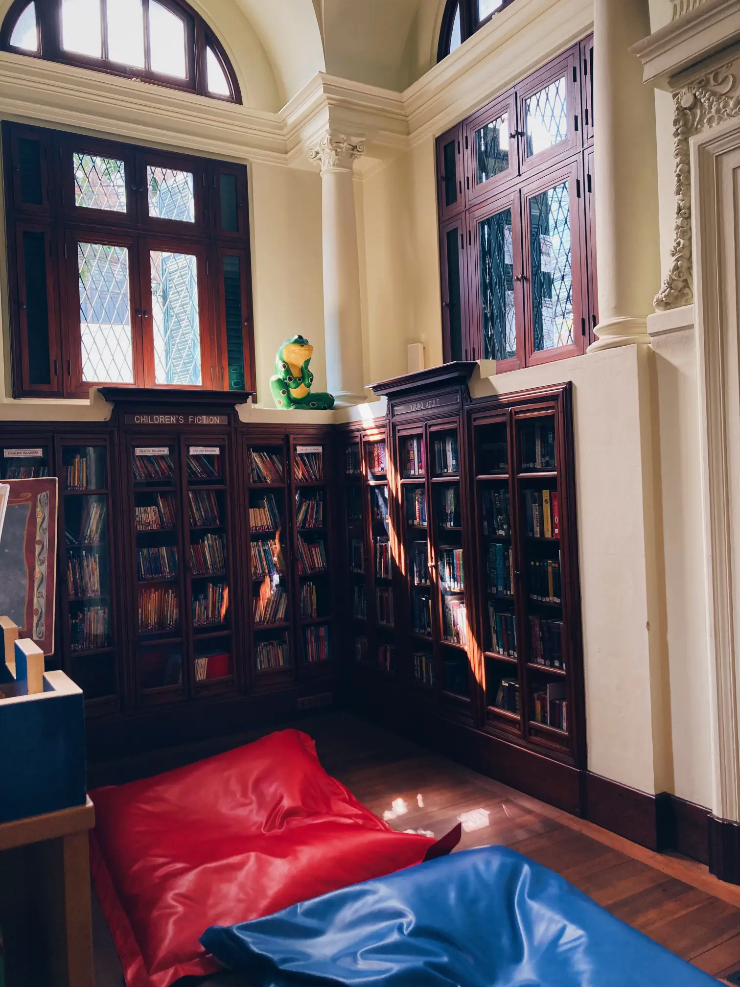 ห้องสมุดสไตล์คลาสสิก: Neilson Hays Library 📖🤎 | แกลเลอรีที่โพสต์โดย ...