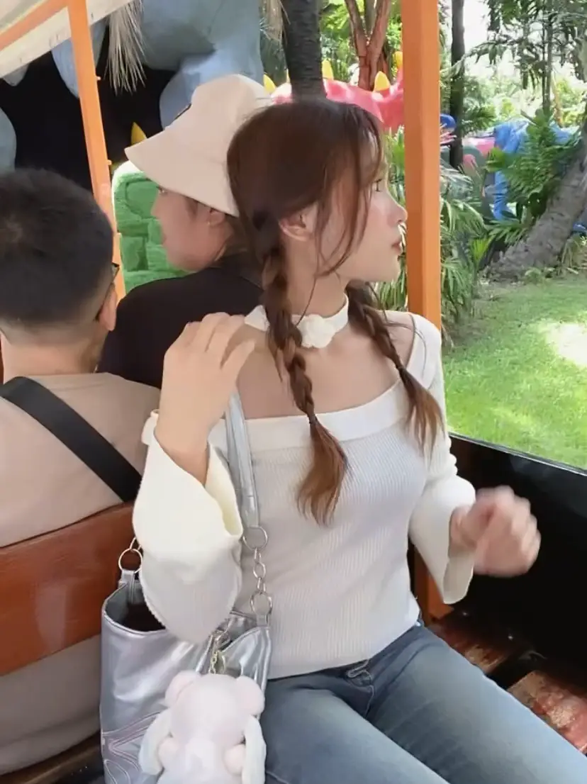 เสื้อปาดไหล่ลูกคุณ ที่สาวๆควรมีติดตู้🌷 | แกลเลอรีที่โพสต์โดย Pimploy | Lemon8