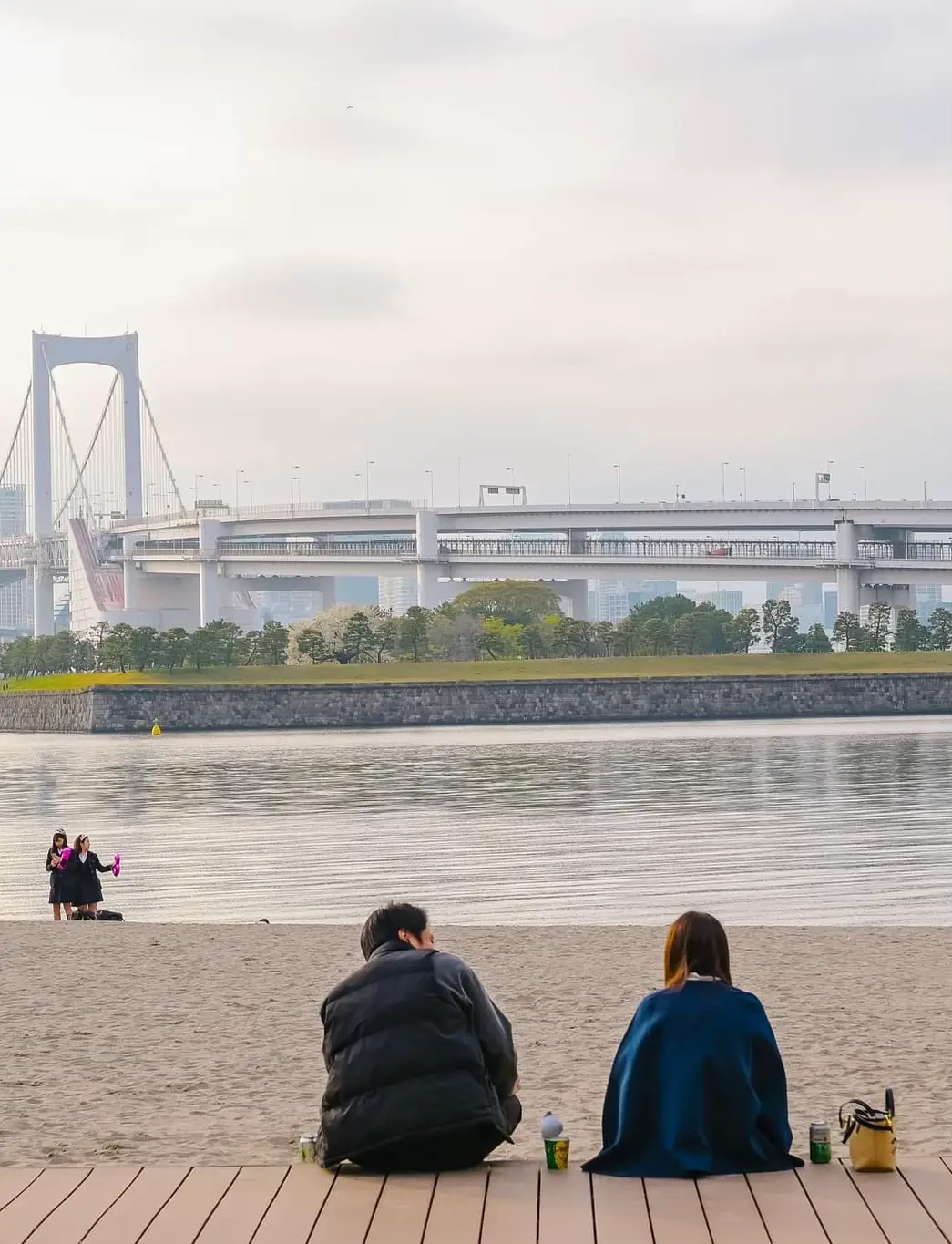 นั่งดูพระอาทิตย์ลับขอบฟ้าที่ ‘Odaiba Beach’ 🌸🌉 | แกลเลอรีที่โพสต์โดย lbzero | Lemon8