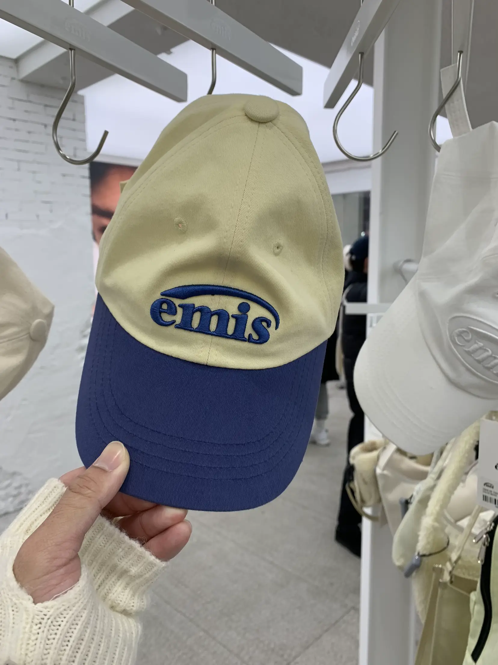 Emis สาขาใหม่ คนล้นร้านมากๆ | แกลเลอรีที่โพสต์โดย James 健思 | Lemon8