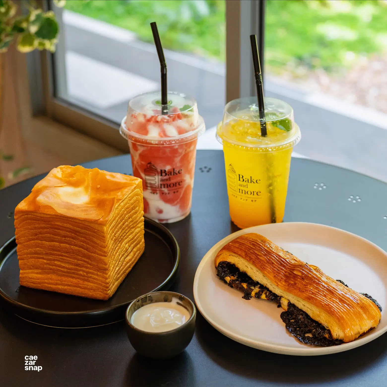 Bake and More คาเฟ่ในสวนสีเขียวร่มรื่น มุมถ่ายรูปเยอะ | แกลเลอรีที่โพสต์โดย Caezarsnap | Lemon8