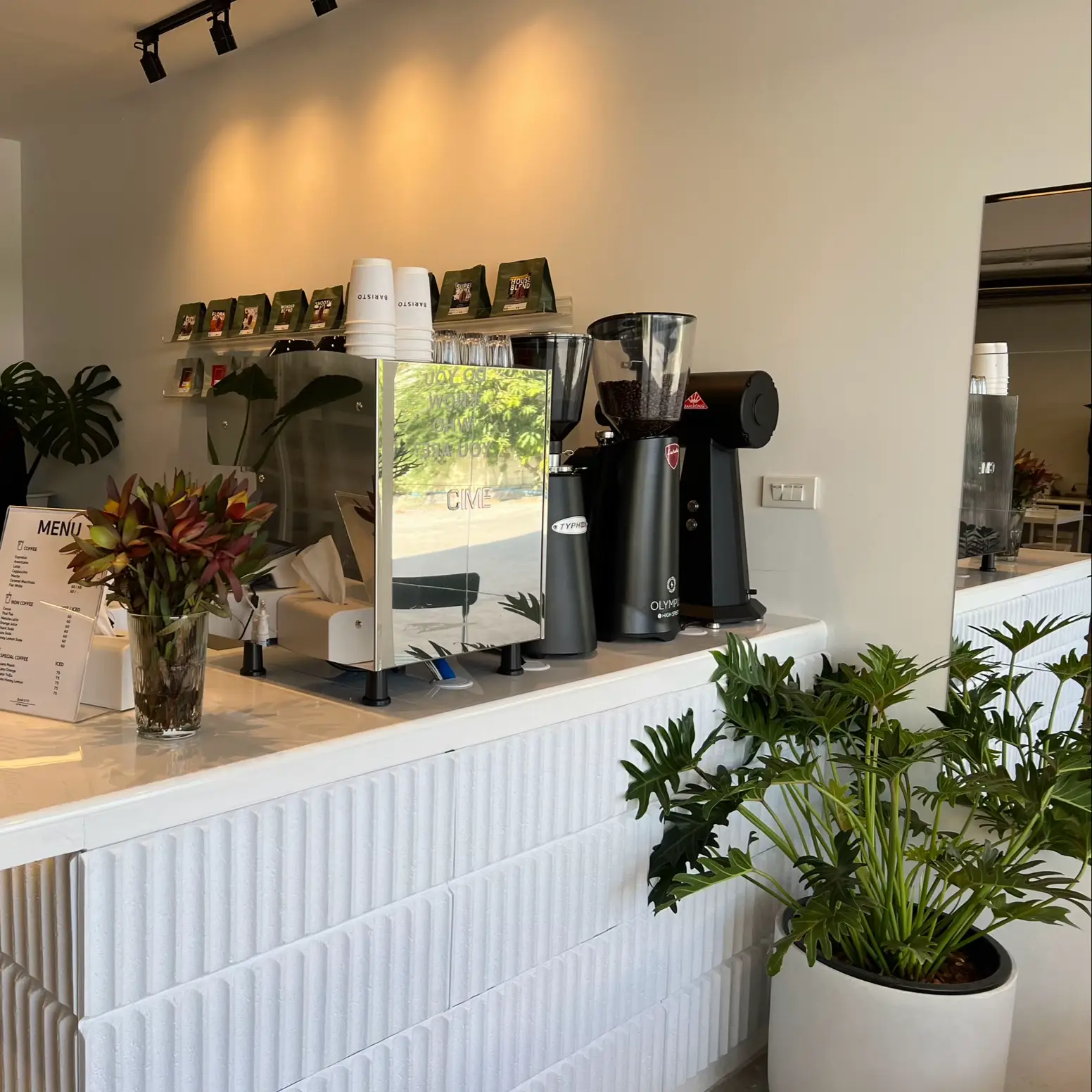 ส่องคาเฟ่มินิมอล Baristo Roaster | แกลเลอรีที่โพสต์โดย Elena Oil รีวิว ...